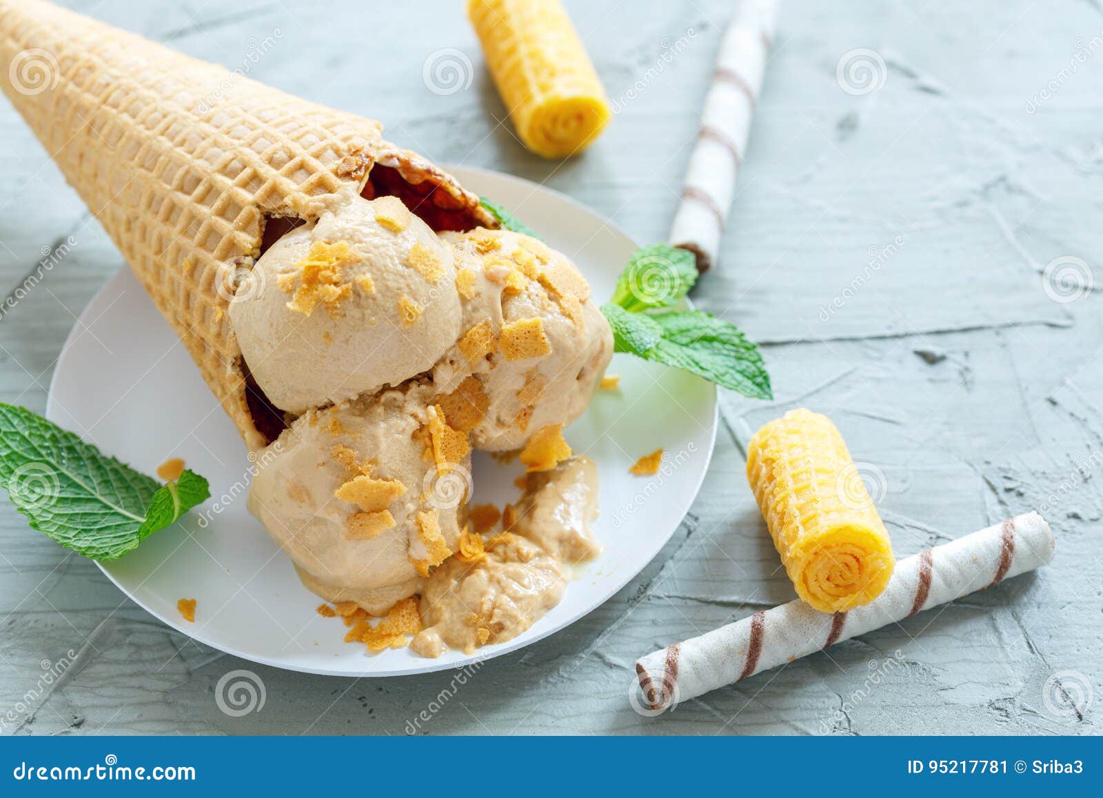 Cono De La Galleta Con Helado Del Caramelo Imagen de archivo - Imagen ...