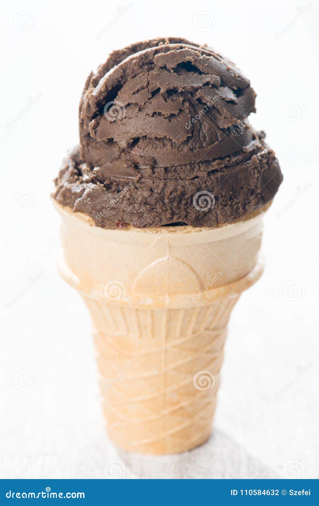 Cono De La Galleta Del Helado De Chocolate Foto de archivo - Imagen de ...