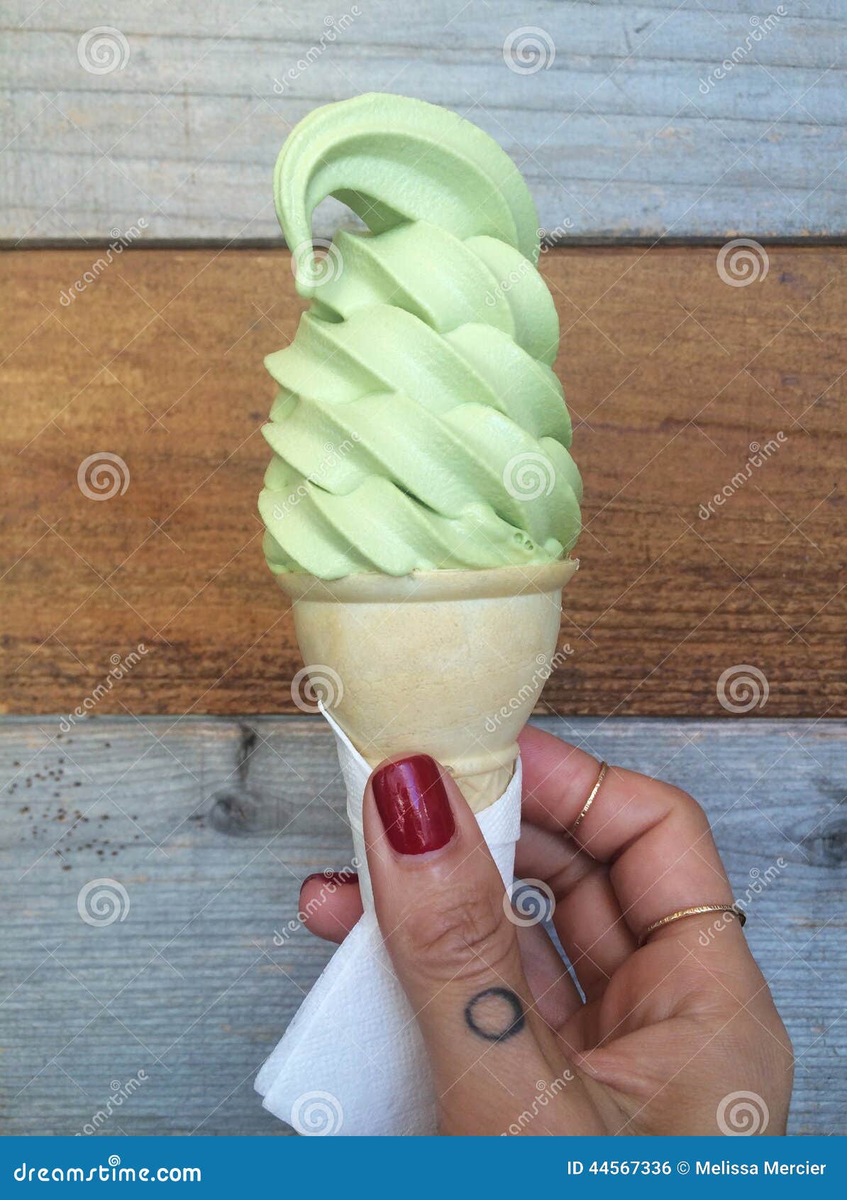 Cono gelato verde fotografia stock. Immagine di crema - 44567336