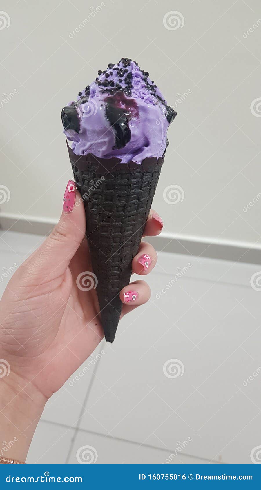 Cono Negro De Helado Morado Foto de archivo - Imagen de cono, crema ...
