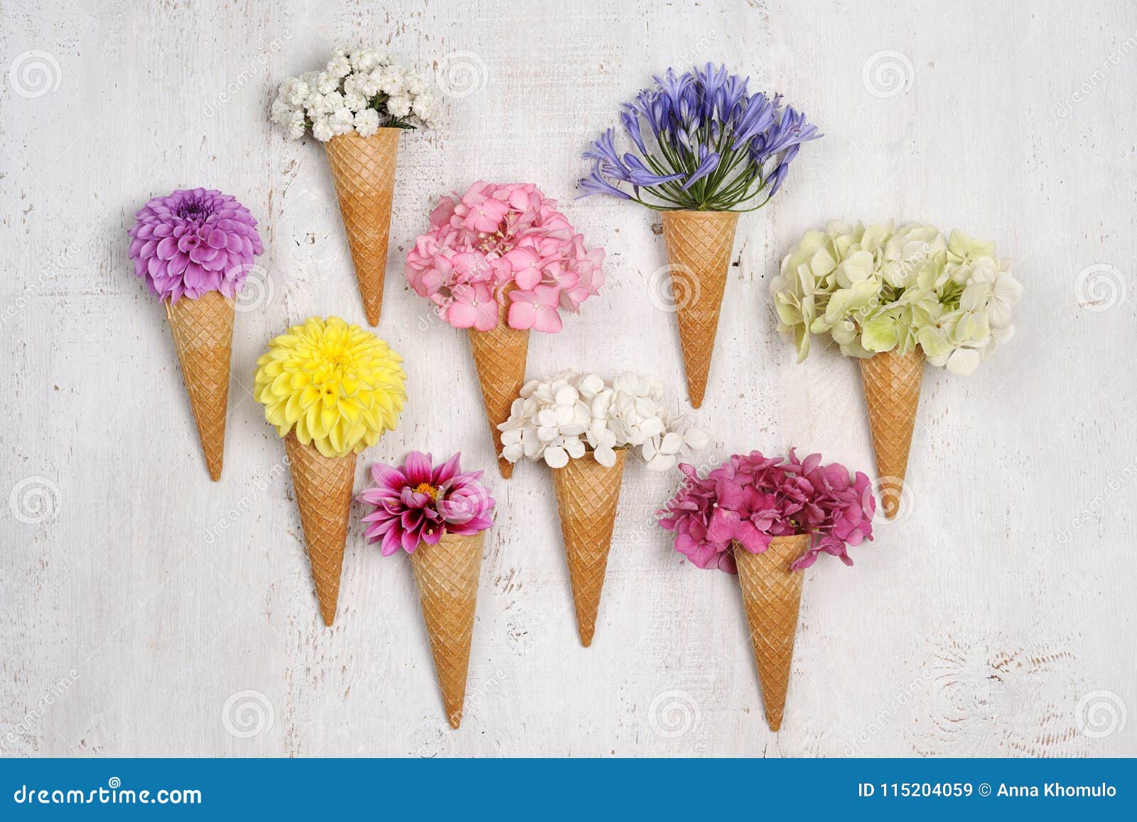 Conos De Helado Con Las Flores Hermosas Imagen de archivo - Imagen de ...