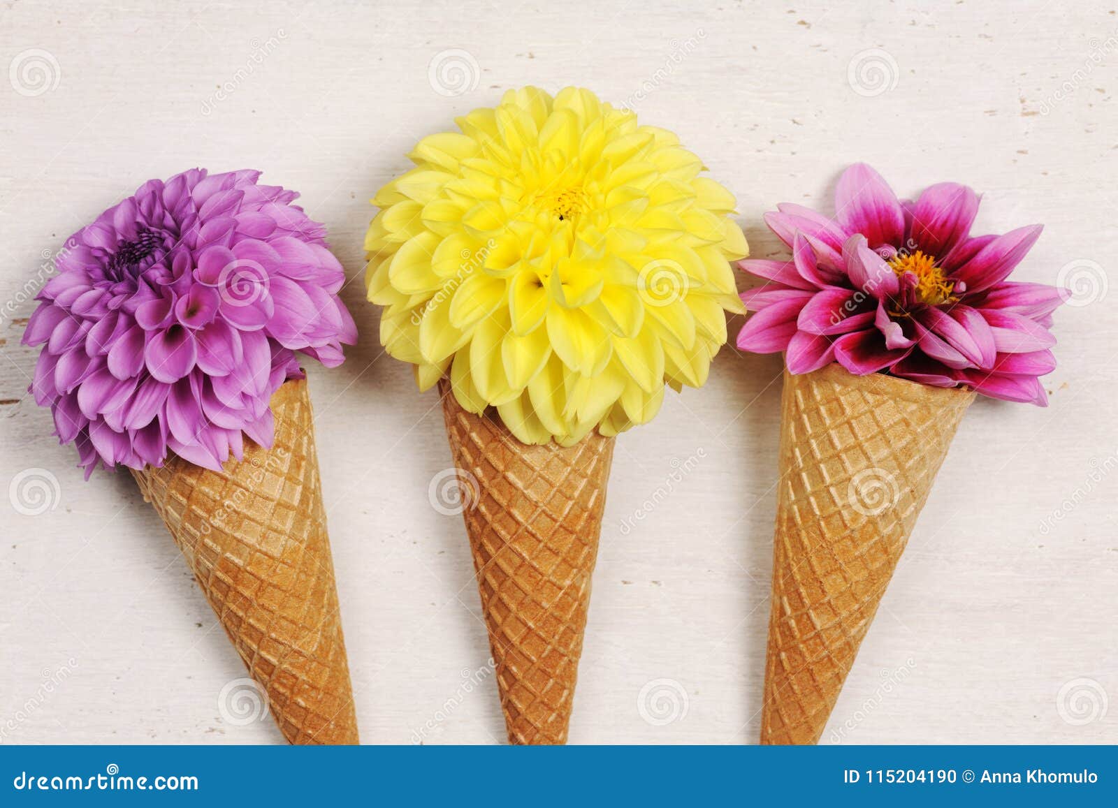 Conos De Helado Con Las Flores Hermosas Foto de archivo - Imagen de ...