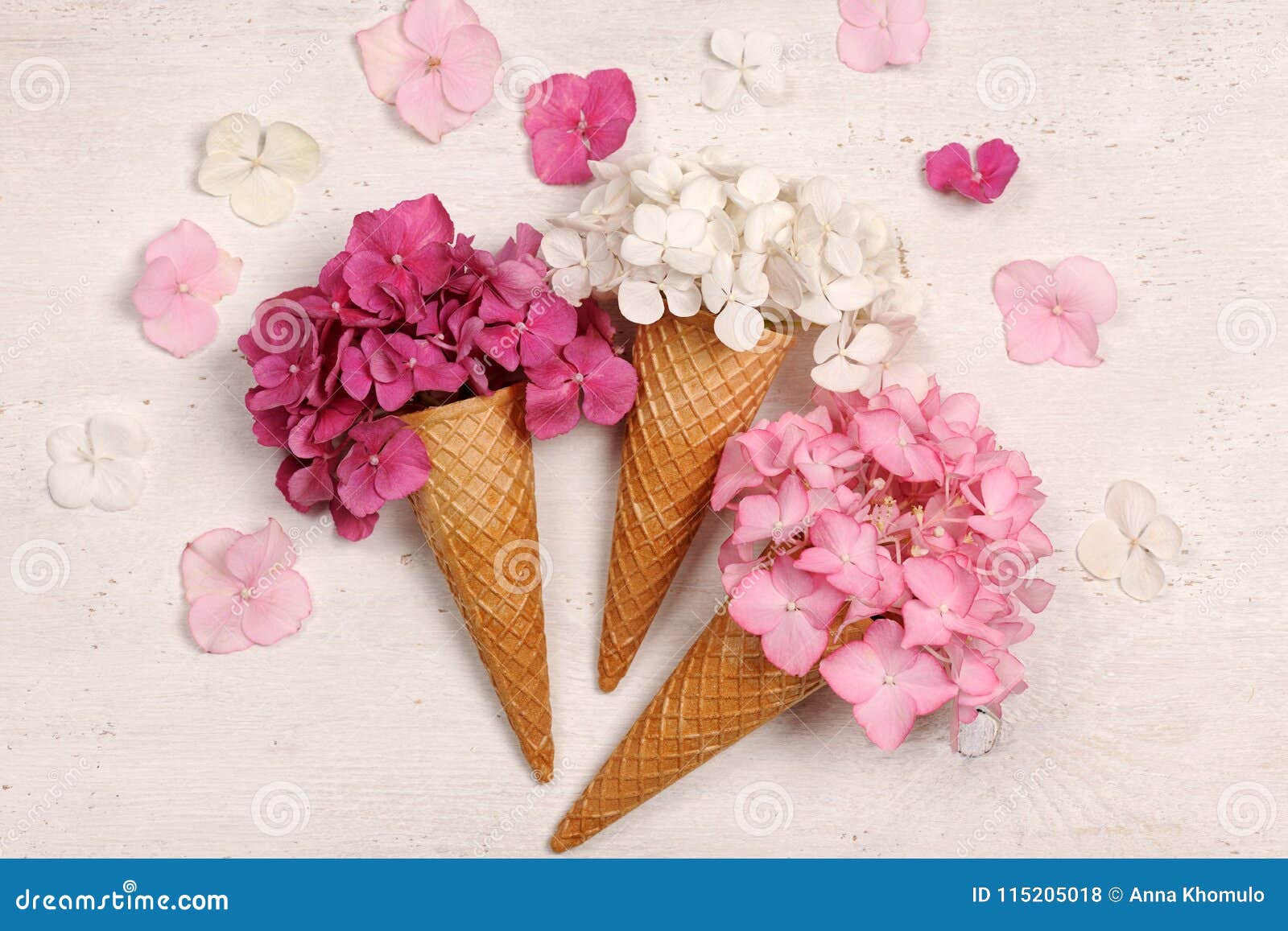 Conos De Helado Con Las Flores Hermosas Foto de archivo - Imagen de ...