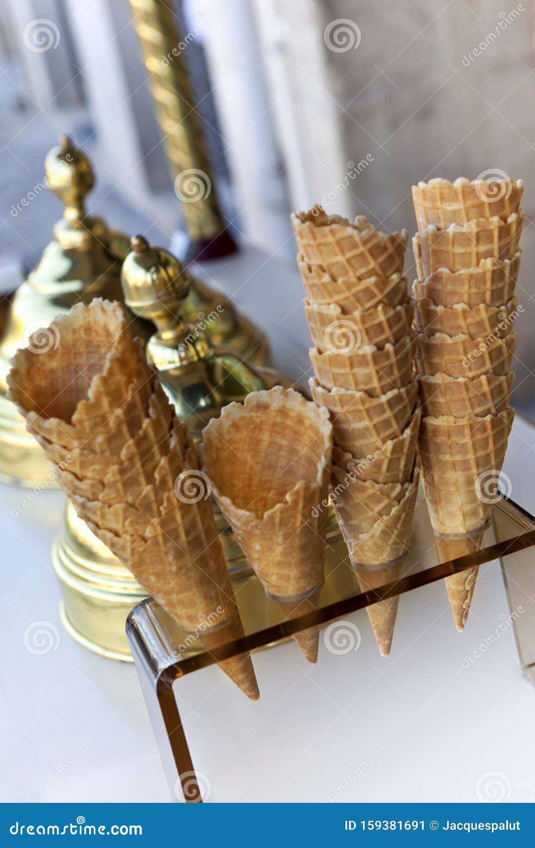 Conos De Helados Y Cubos De Hielo Imagen de archivo - Imagen de galleta ...