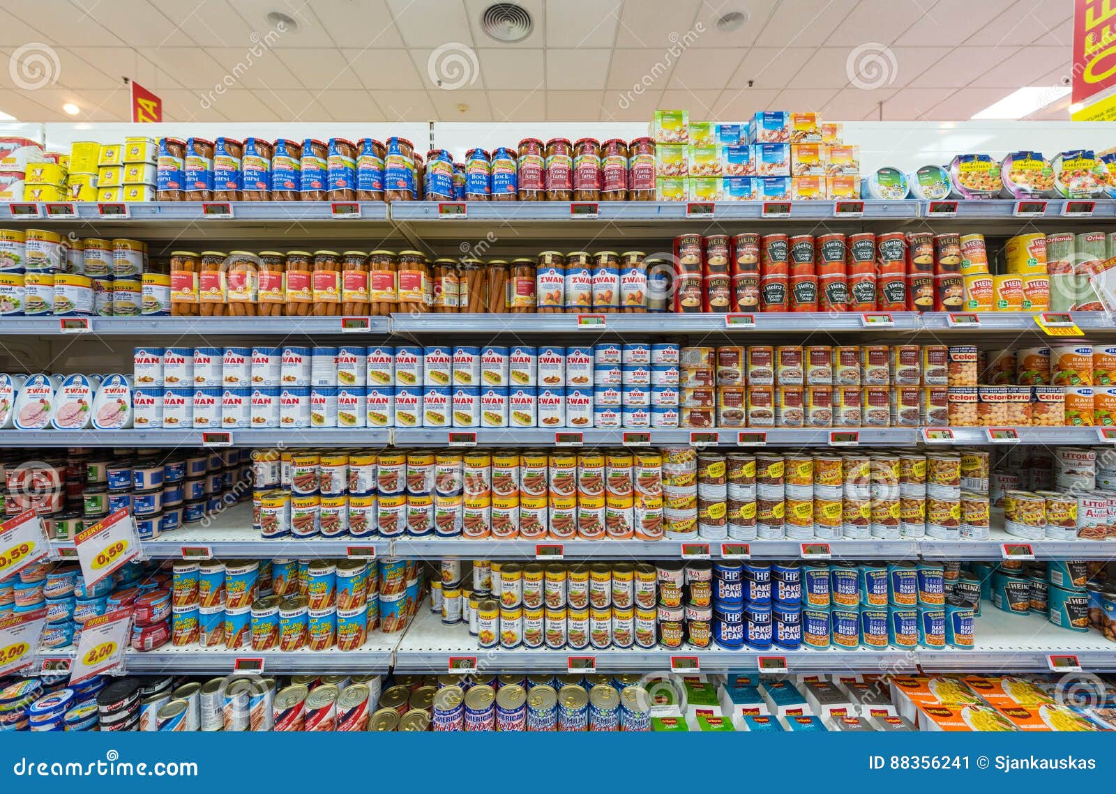 Conserves au supermarché photo éditorial. Image du étagère - 88356241