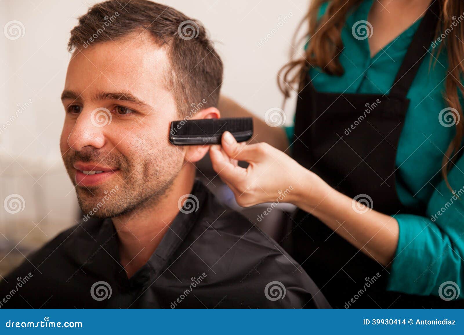 Consiguiendo Patillas Rectas Foto de archivo - Imagen de sala, corte ...