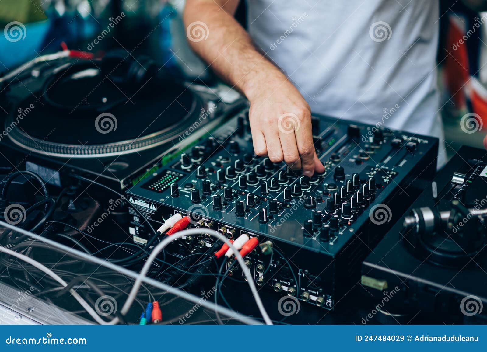 Console do controlador dj imagem de stock. Imagem de cantar - 247484029