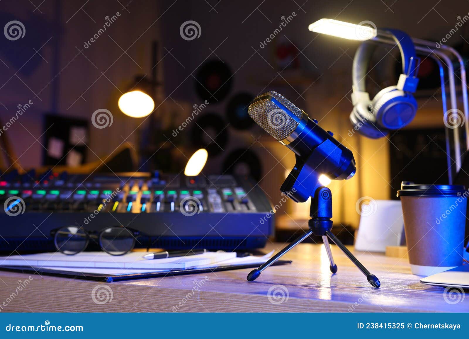 Console Per Microfono E Mixaggio Professionale in Studio Radio Immagine ...