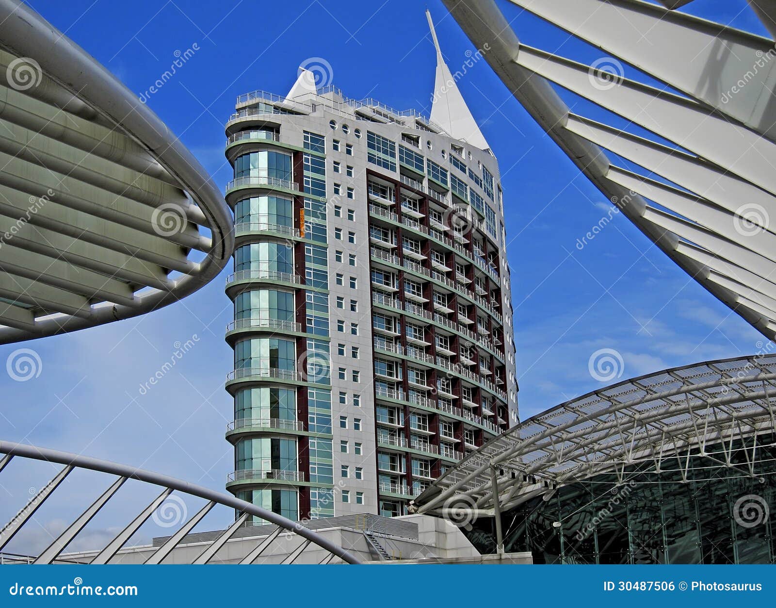 Construção Moderna De Lisboa Foto de Stock - Imagem de ambiental, vida ...