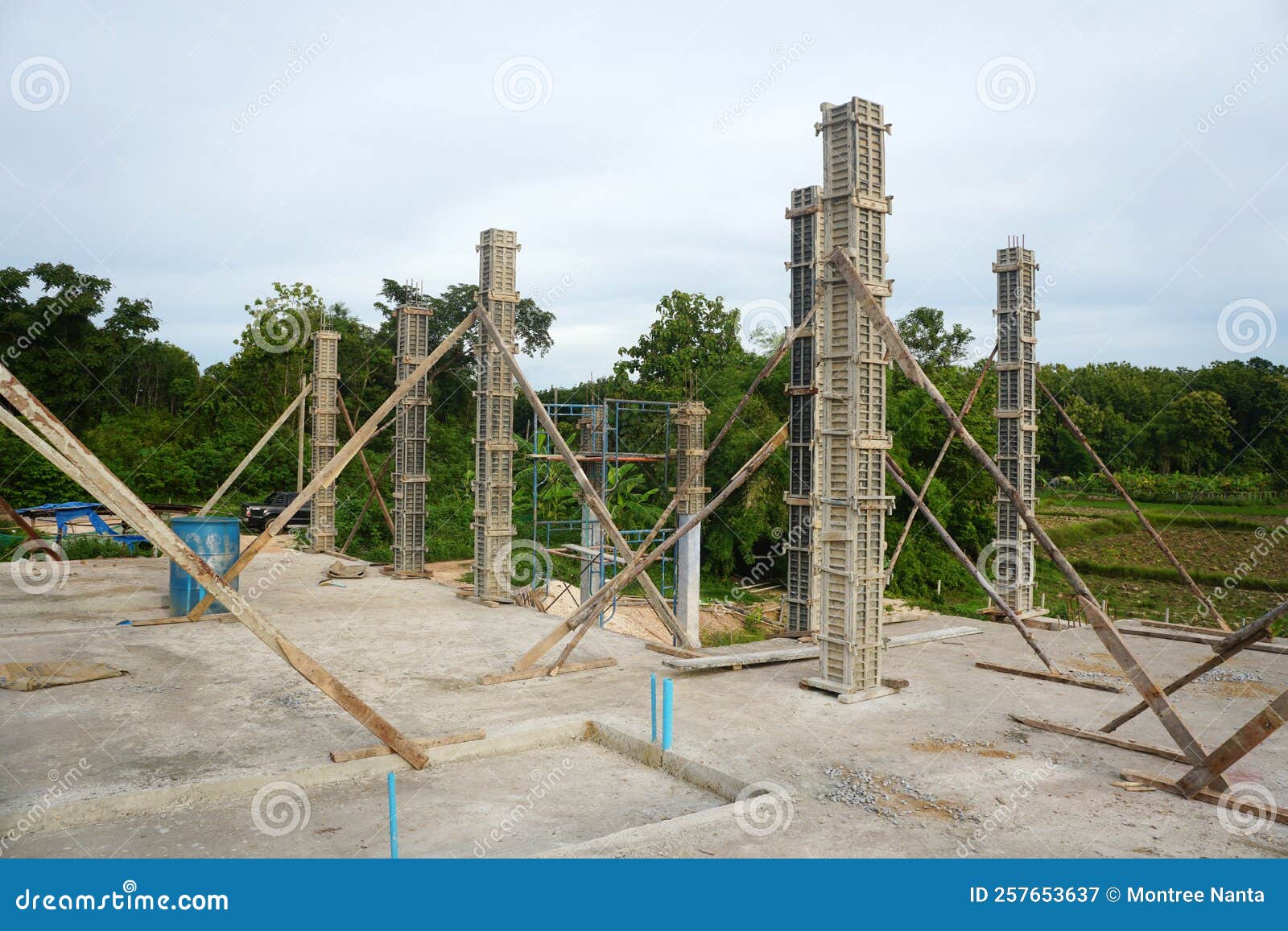 Construcción De Columnas De Concreto En El Segundo Piso De Un Edificio ...
