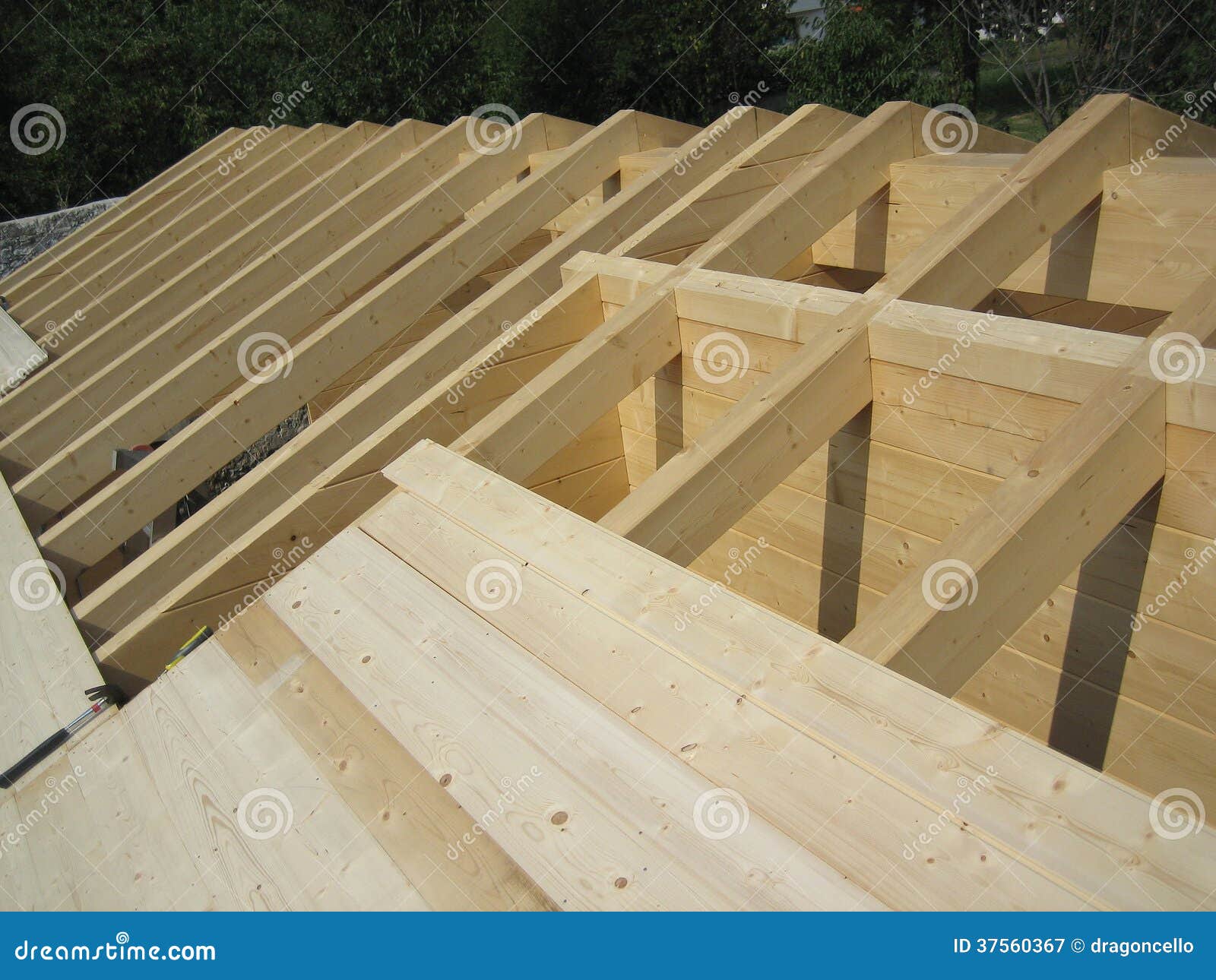 Construcción De Madera Del Tejado De La Casa Imagen de archivo - Imagen ...