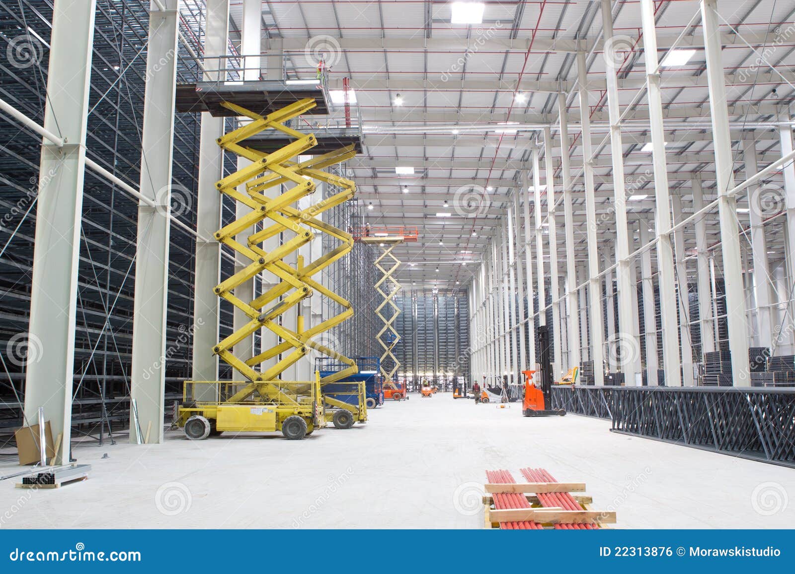 Construcción Del Almacén Moderno Foto de archivo - Imagen de ...