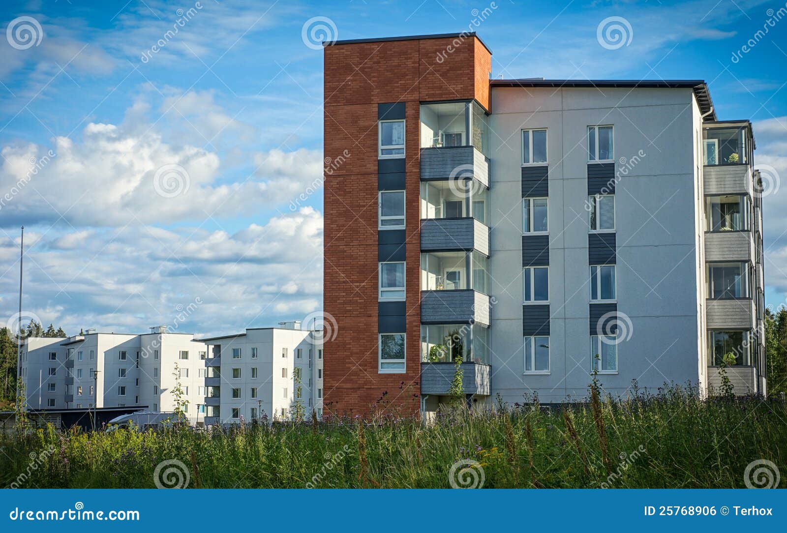 Construcciones De Viviendas Modernas Foto de archivo - Imagen de cielo ...