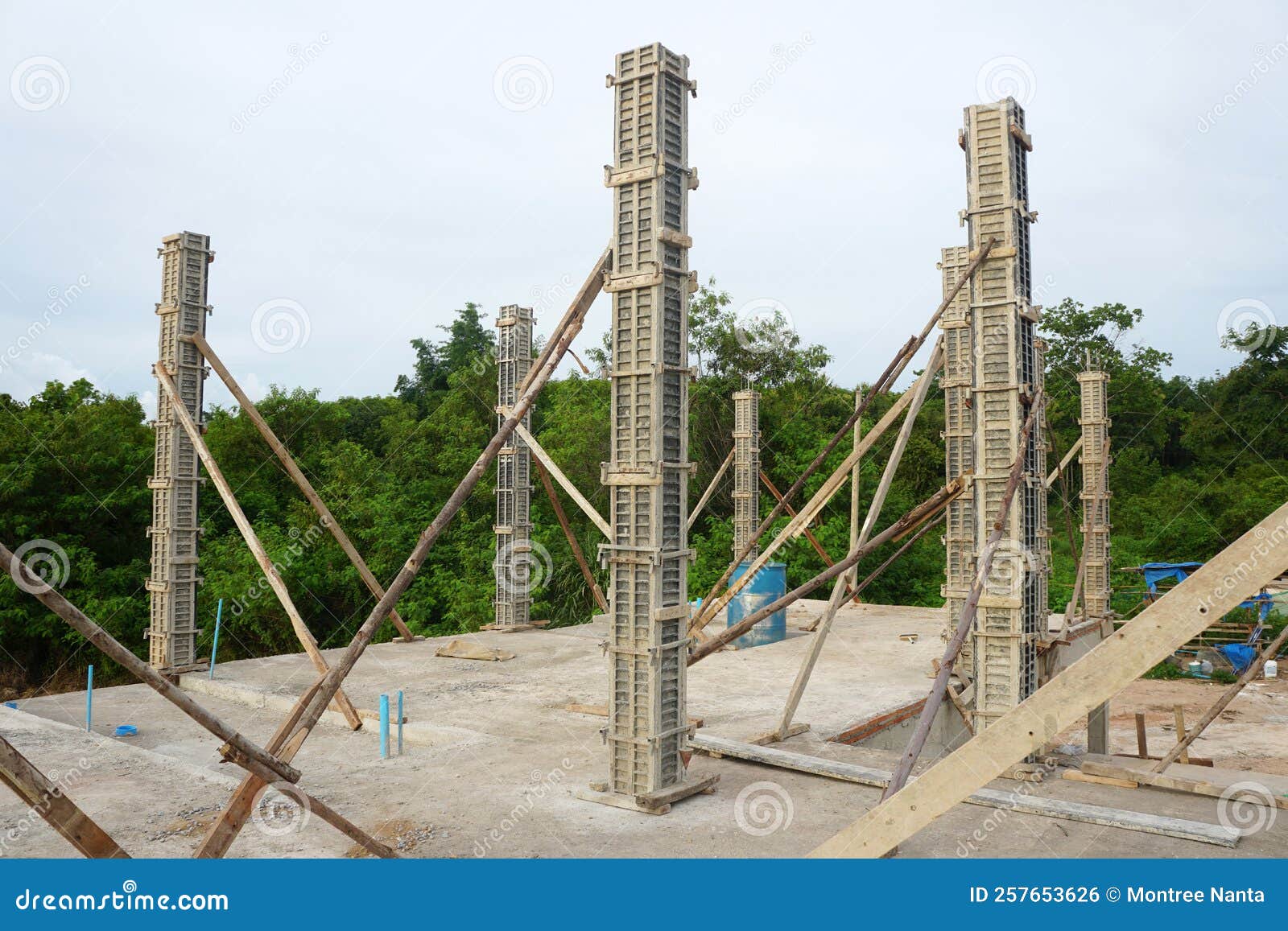 Construcción De Columnas De Concreto En El Segundo Piso De Un Edificio. Progreso De Construcción ...
