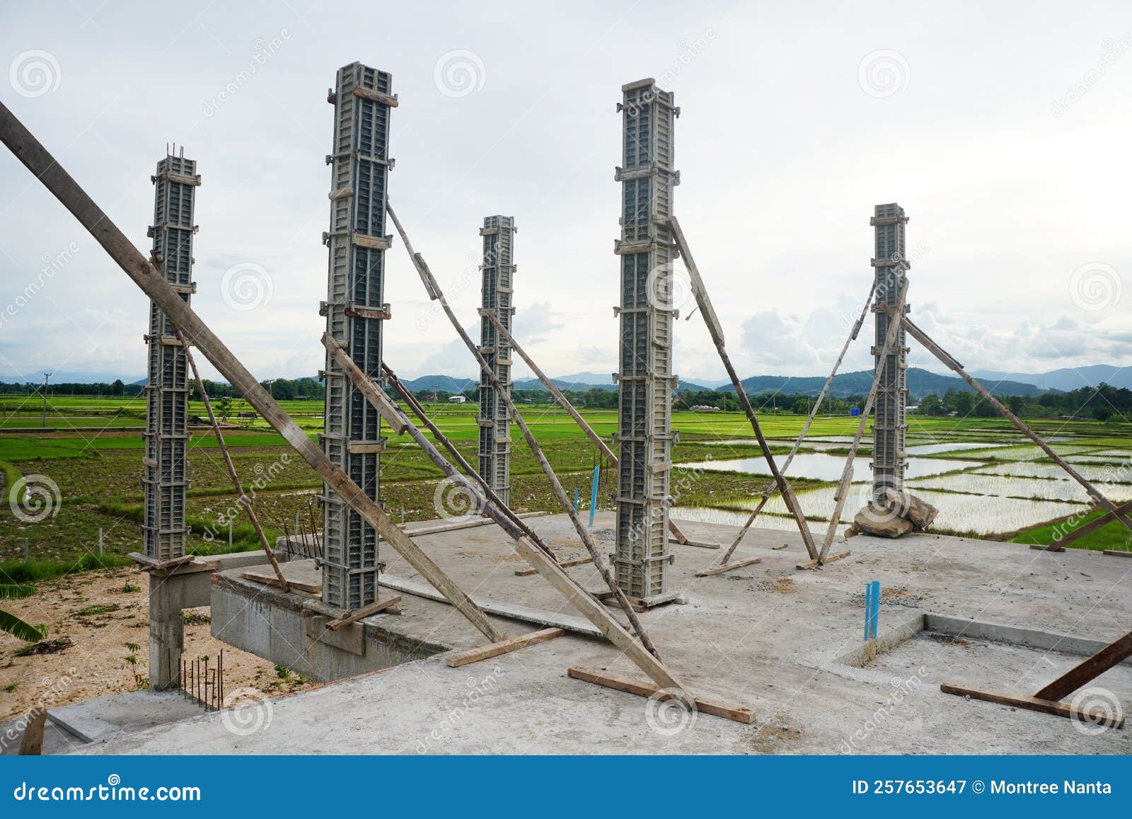 Construcción De Columnas De Concreto En El Segundo Piso De Un Edificio. Progreso De Construcción ...