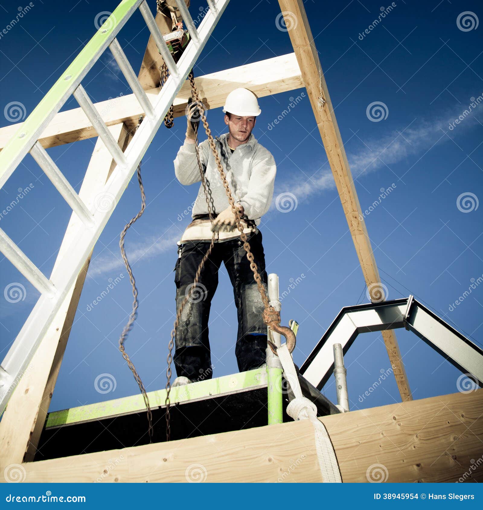 Constructeur Authentique Avec L'échelle Et Le Treuil Photo stock ...