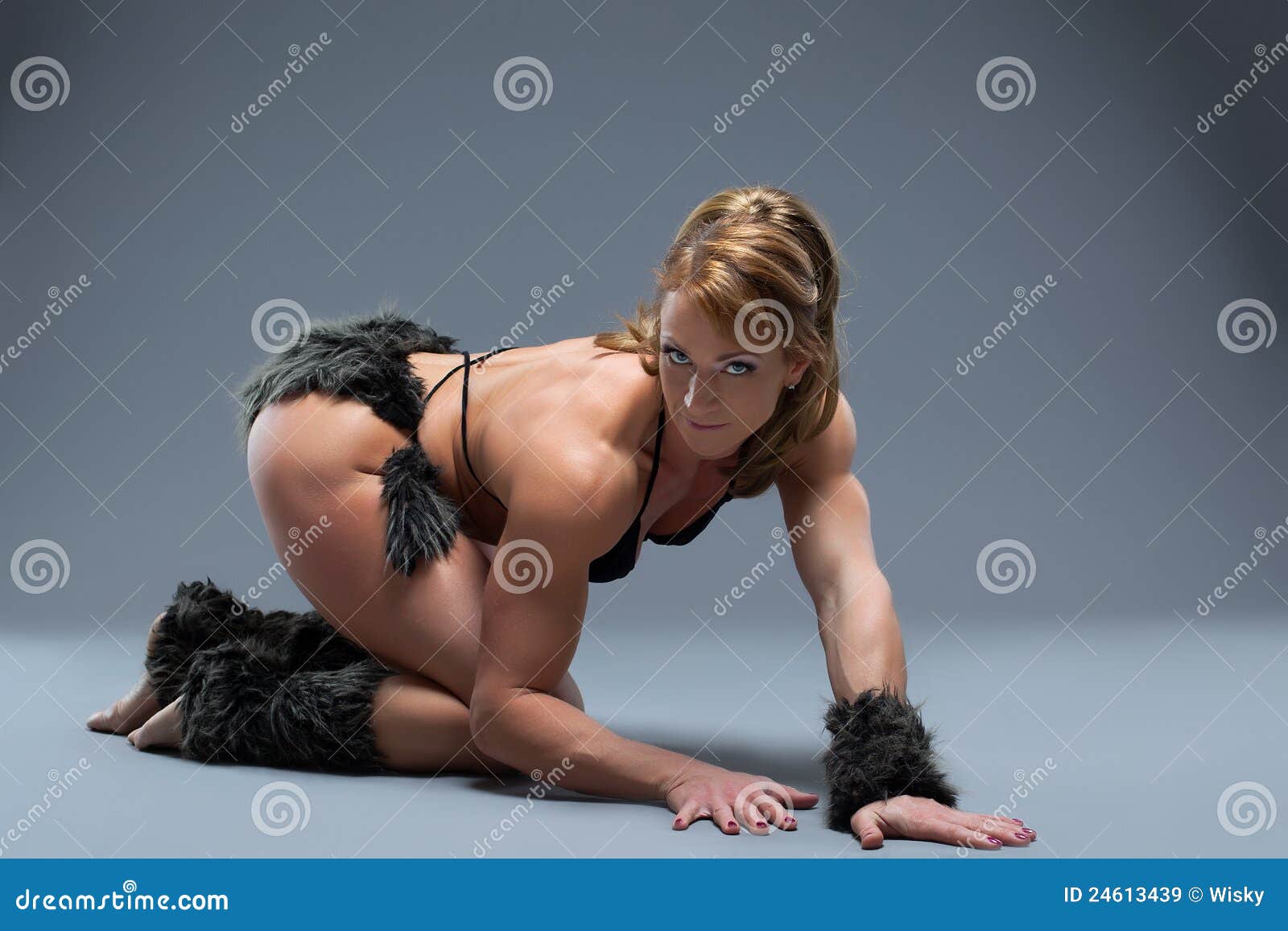 Constructeur De Fuselage Intense De Femme Dans Le Costume De Fourrure D