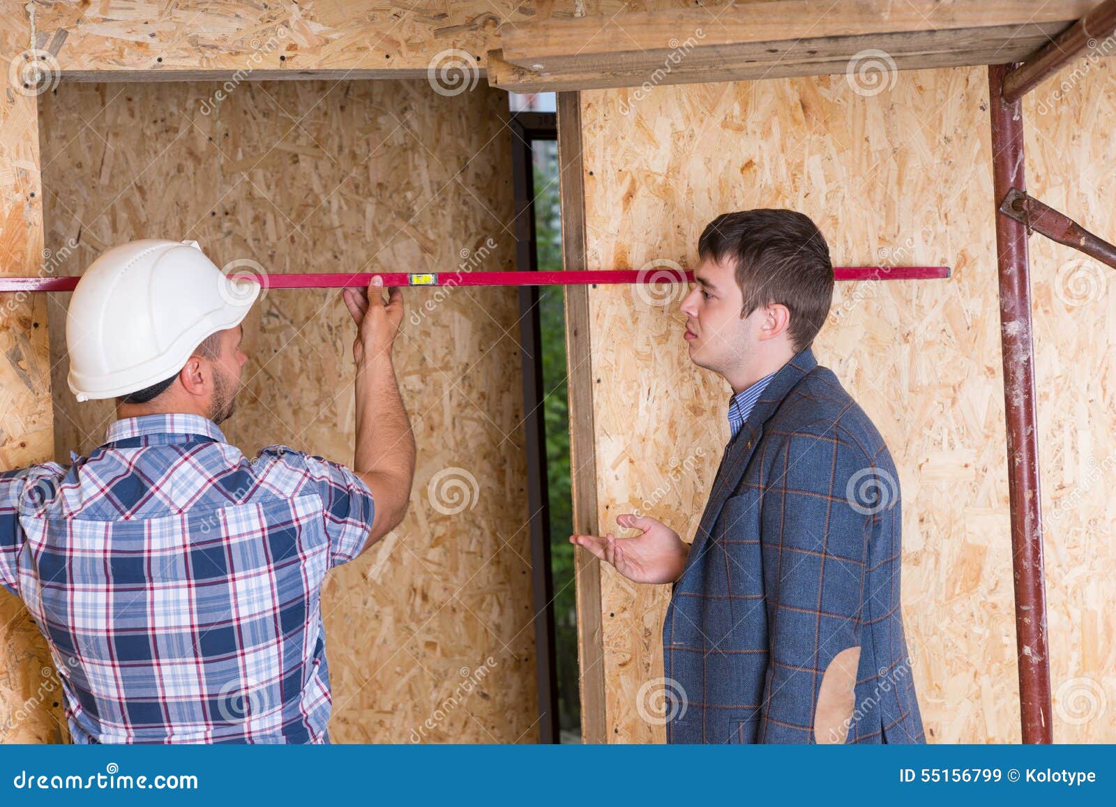 Constructeur Et Architecte Inspecting Door Frame Image stock - Image du construction ...