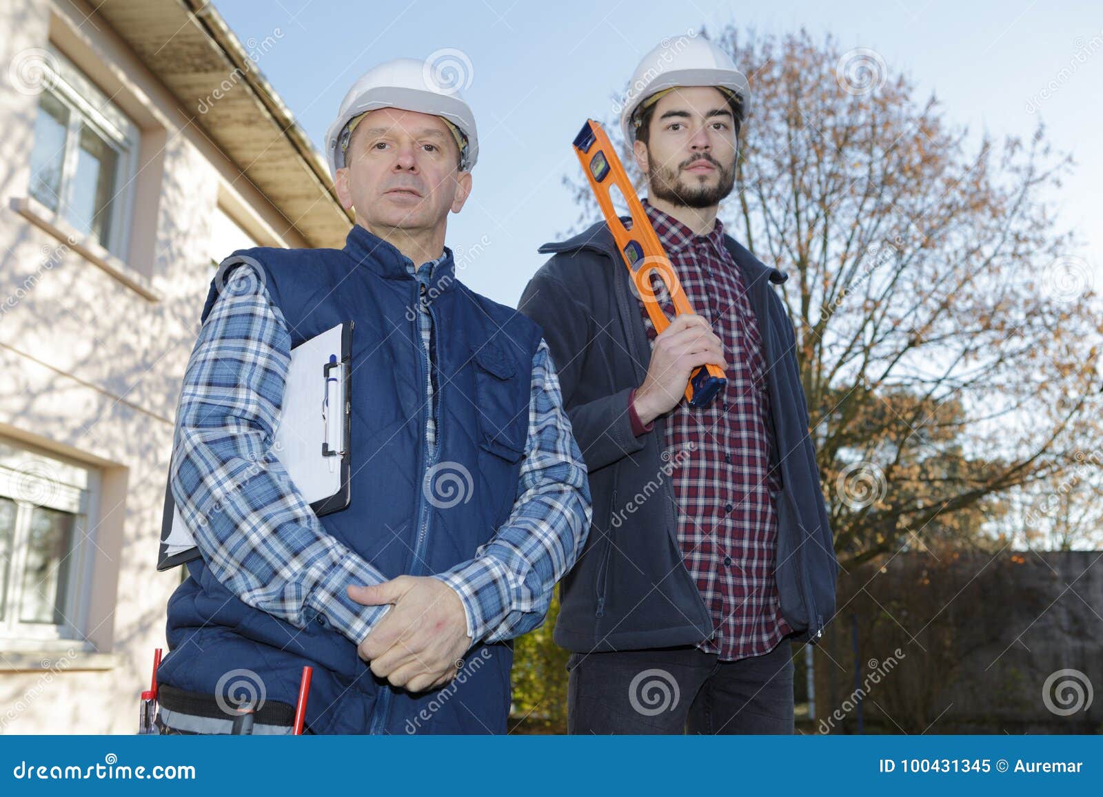 Constructeurs De Transport De Jeune Homme De Niveau Dans Le Chantier De ...