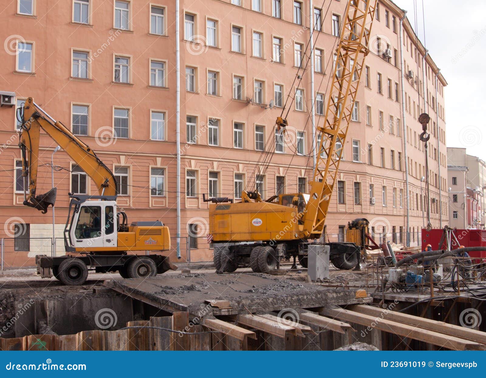 Construction in the city editorial stock image. Image of mover - 23691019