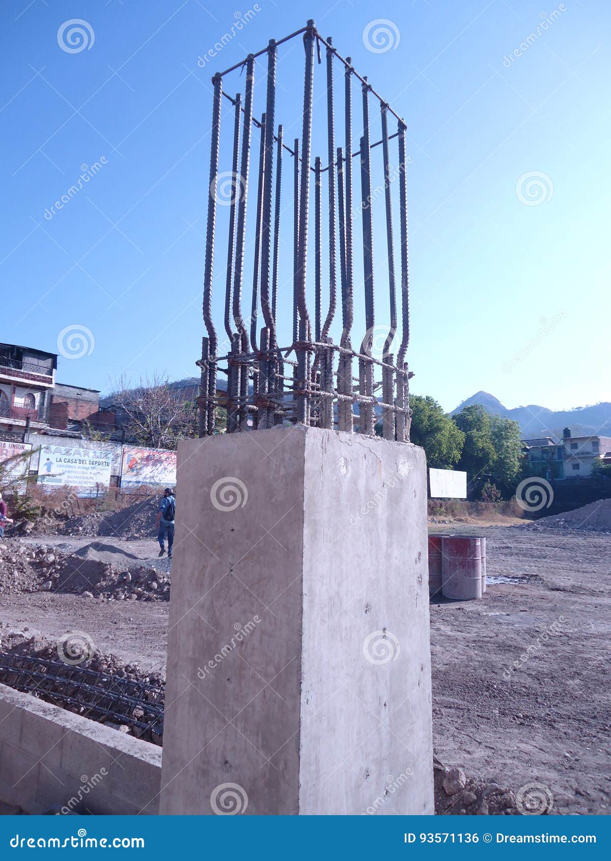 Construction of columns editorial photo. Image of machine - 93571136