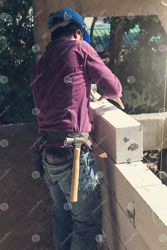 Construction Concept, Bricklayer Worker Installing Wite Blocks T ...