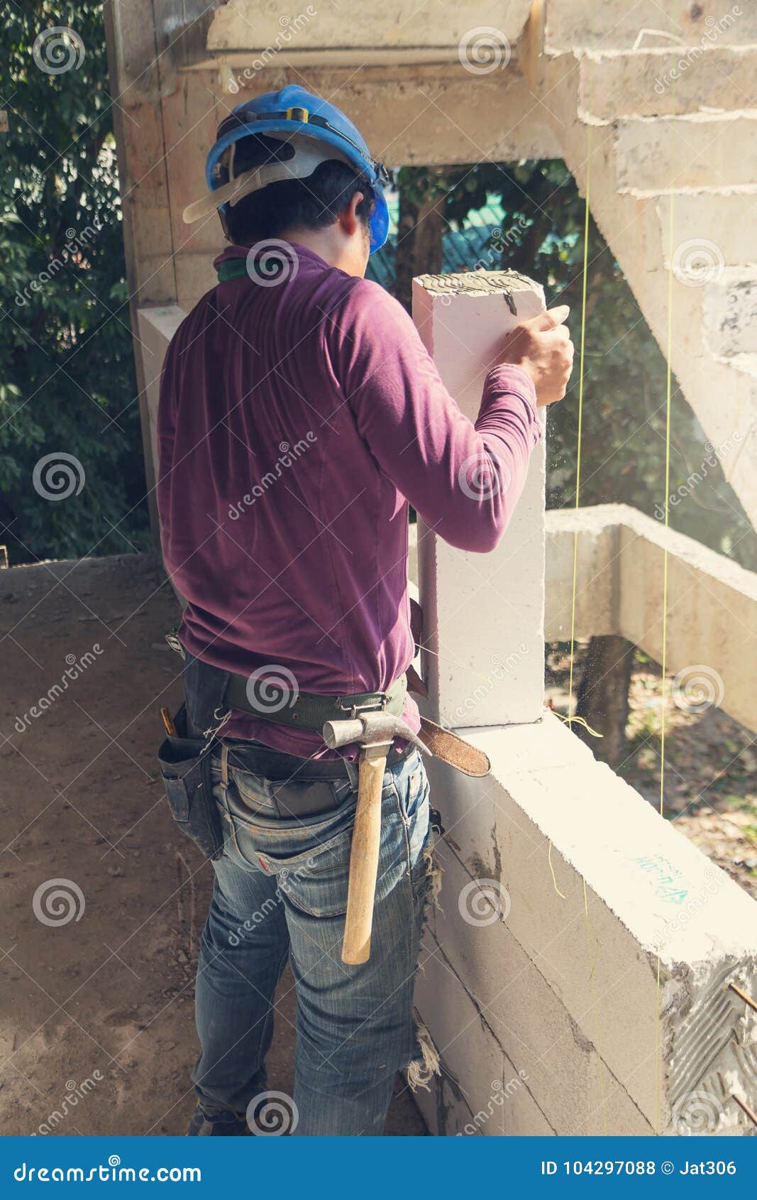Construction Concept, Bricklayer Worker Installing Wite Blocks T ...