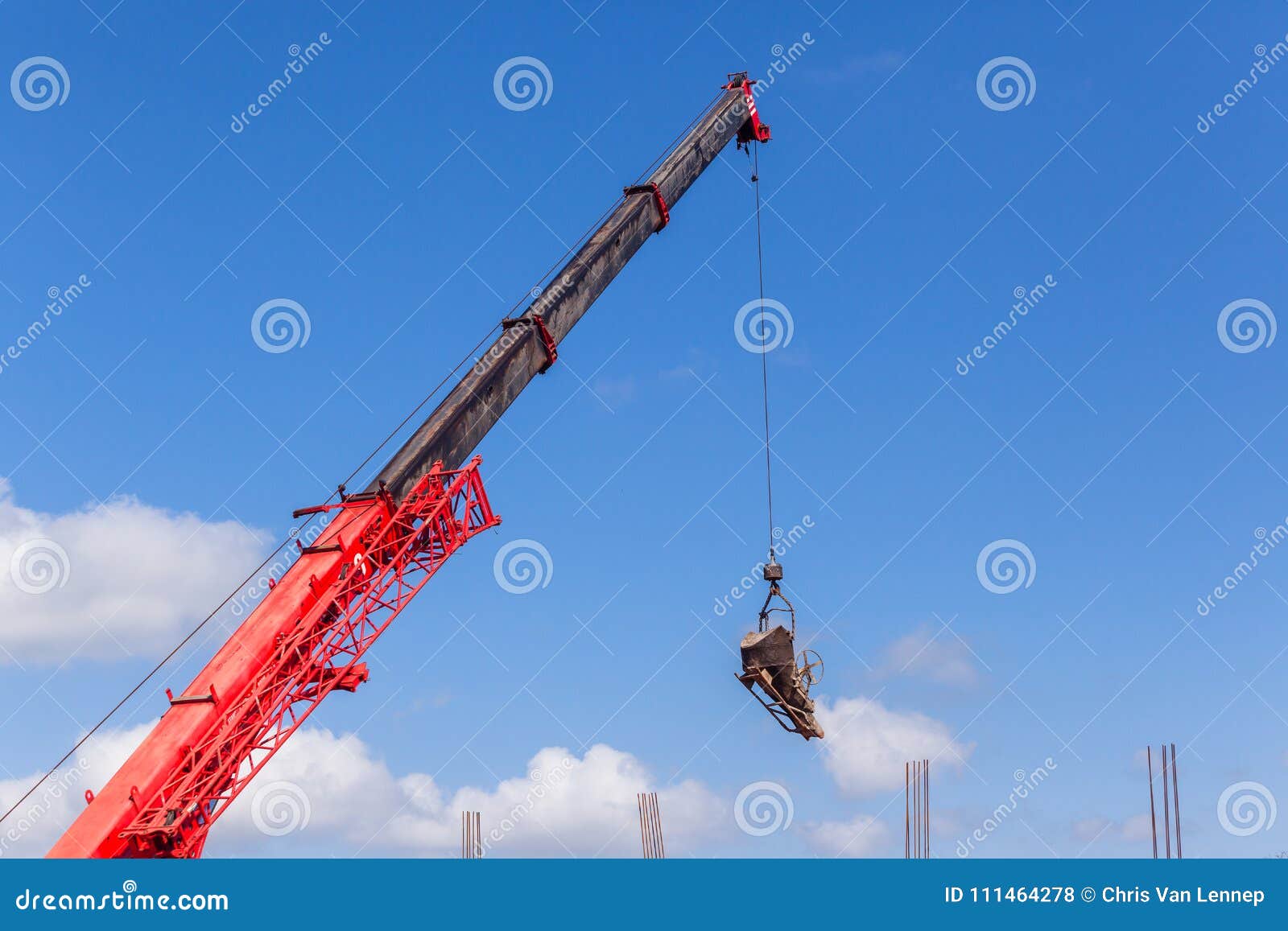 Construction Crane Concrete Pouring Bucket Photo stock - Image du ...