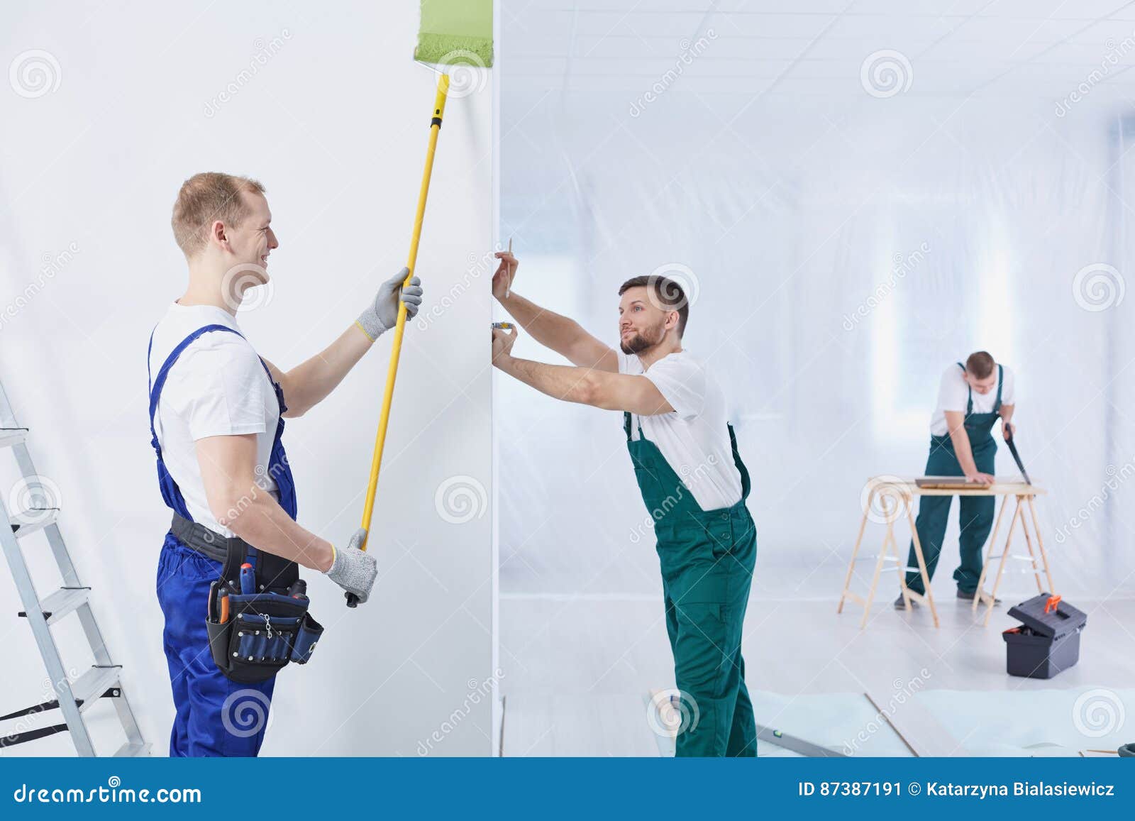 Construction crew at work stock image. Image of team - 87387191