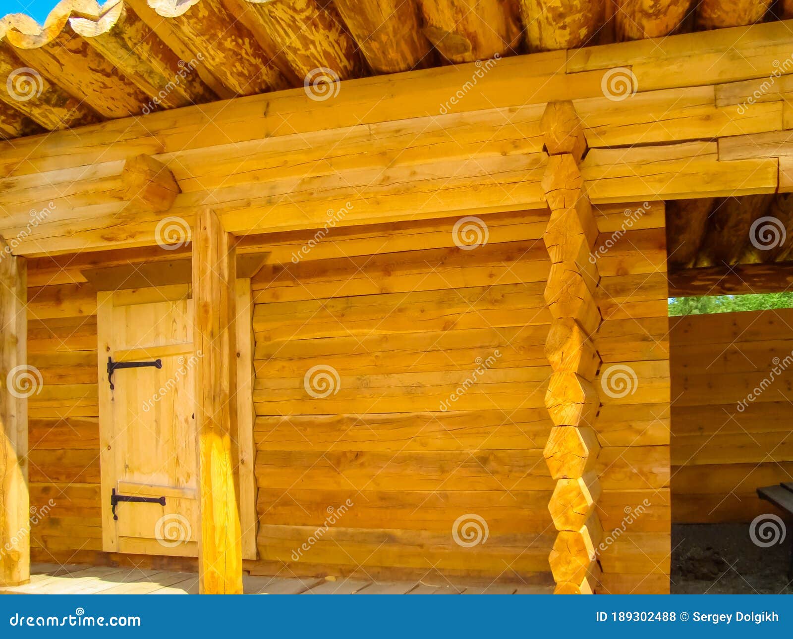 Construction D'une Cabane En Rondins De Bois Rond Photo stock - Image ...