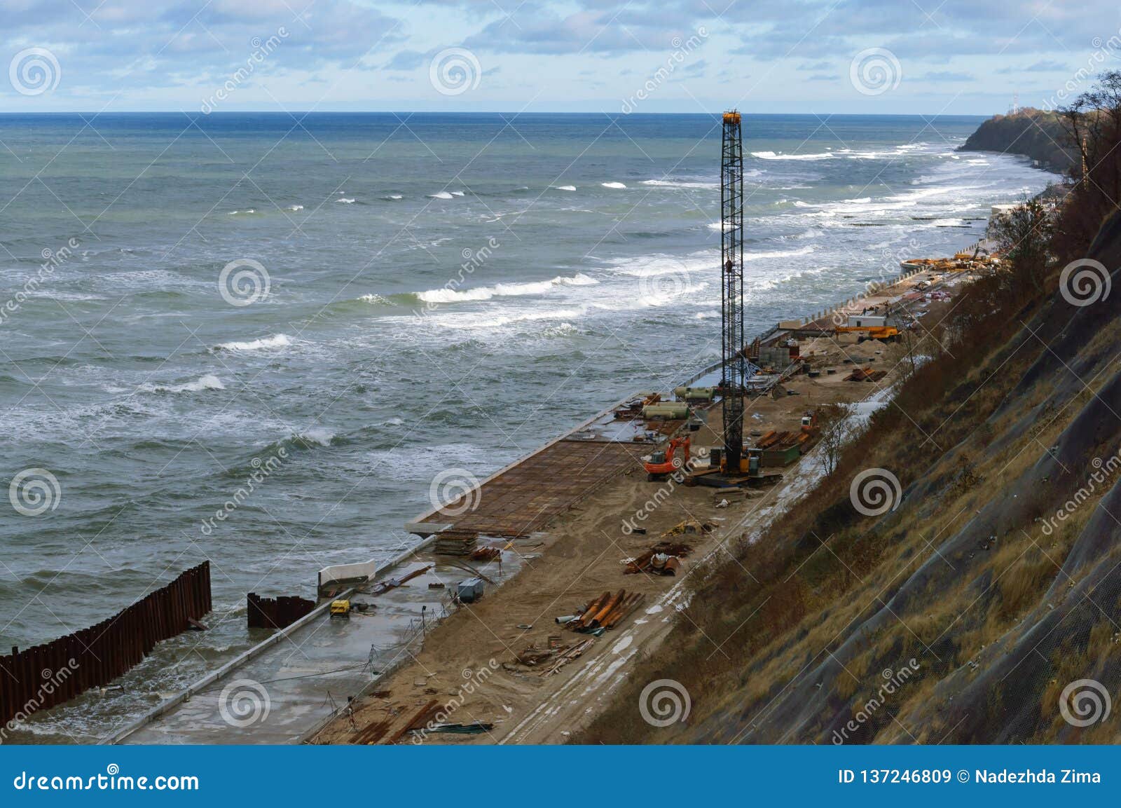 Construction D'une Structure Protectrice En Mer Image stock - Image du ...