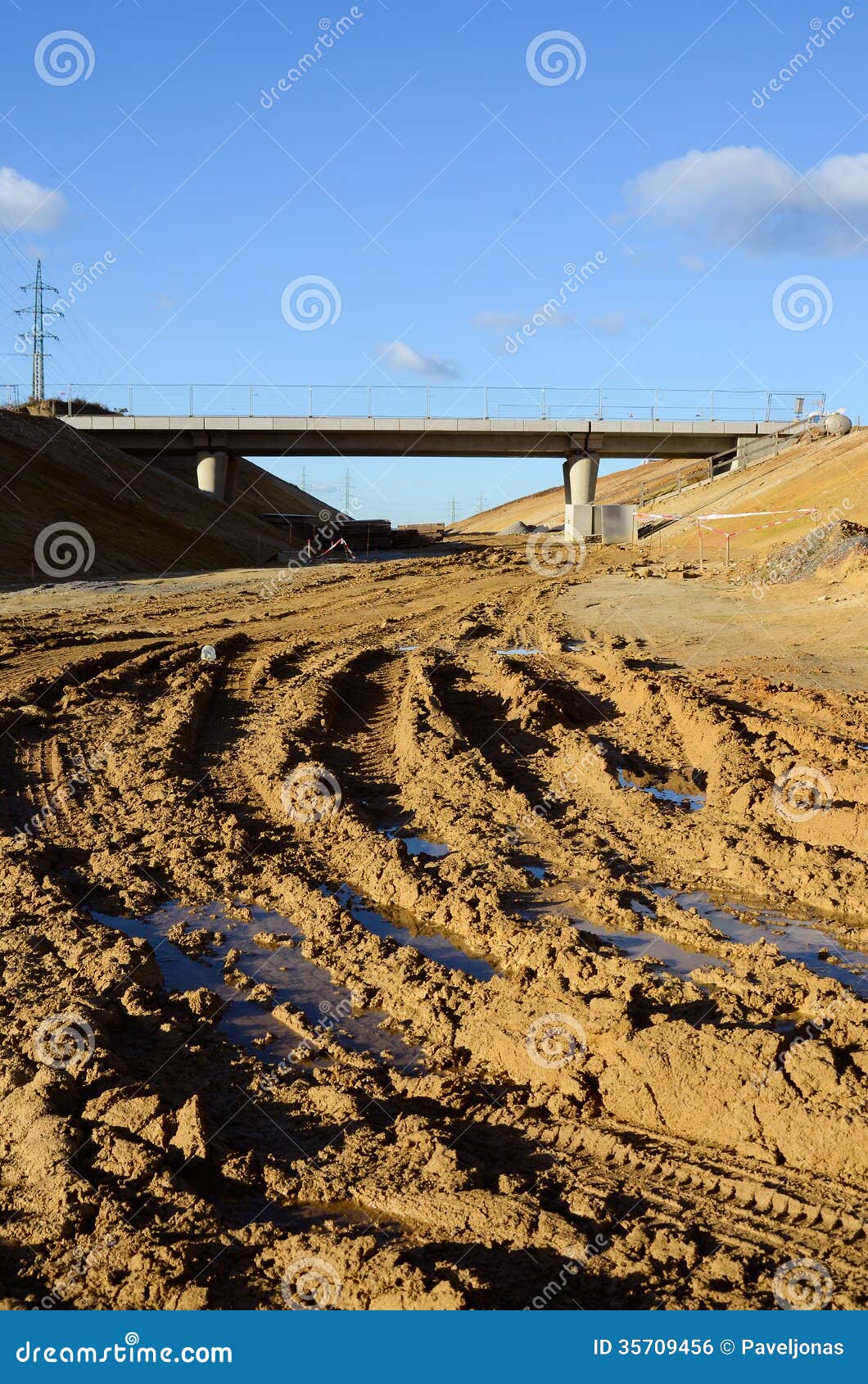 Construction De Route Et De Pont Photo stock - Image du orange, omnibus ...