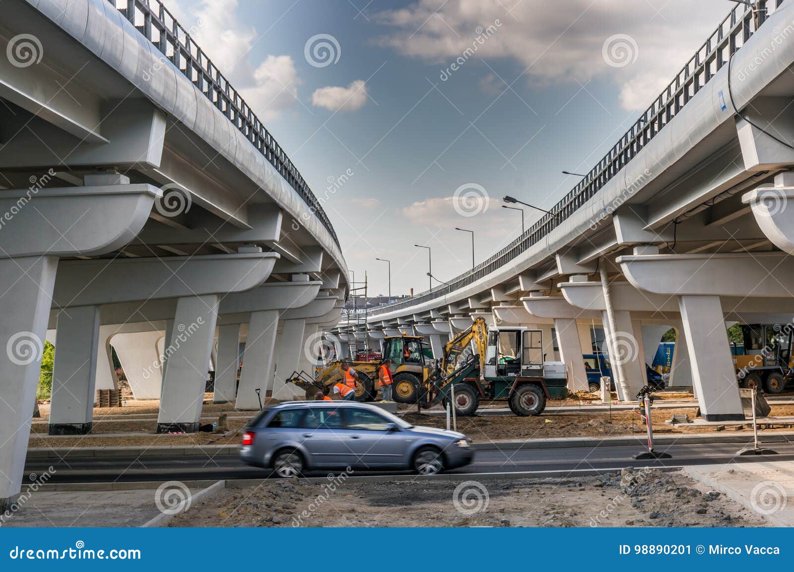 Construction De Routes Par Un Pont Photo éditorial - Image du sable ...