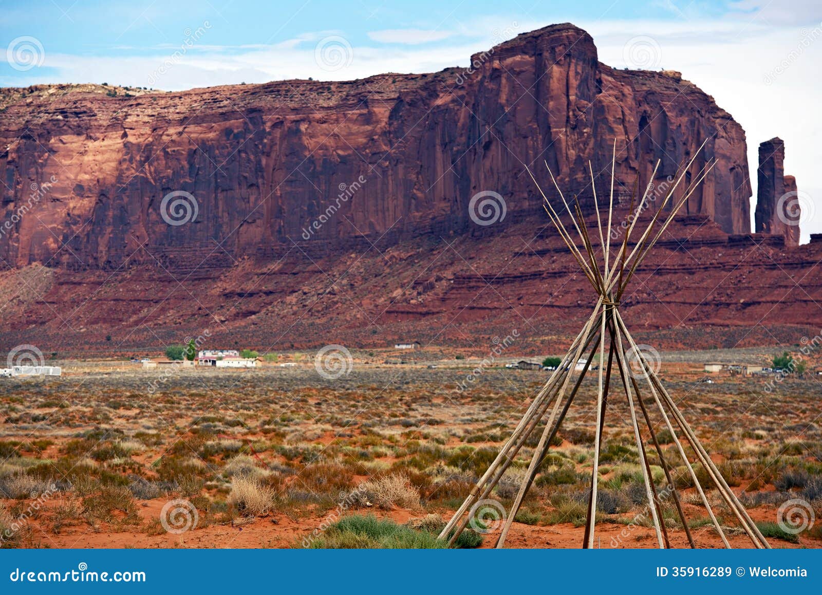 Construction de tipi image stock. Image du tipi, indien - 35916289