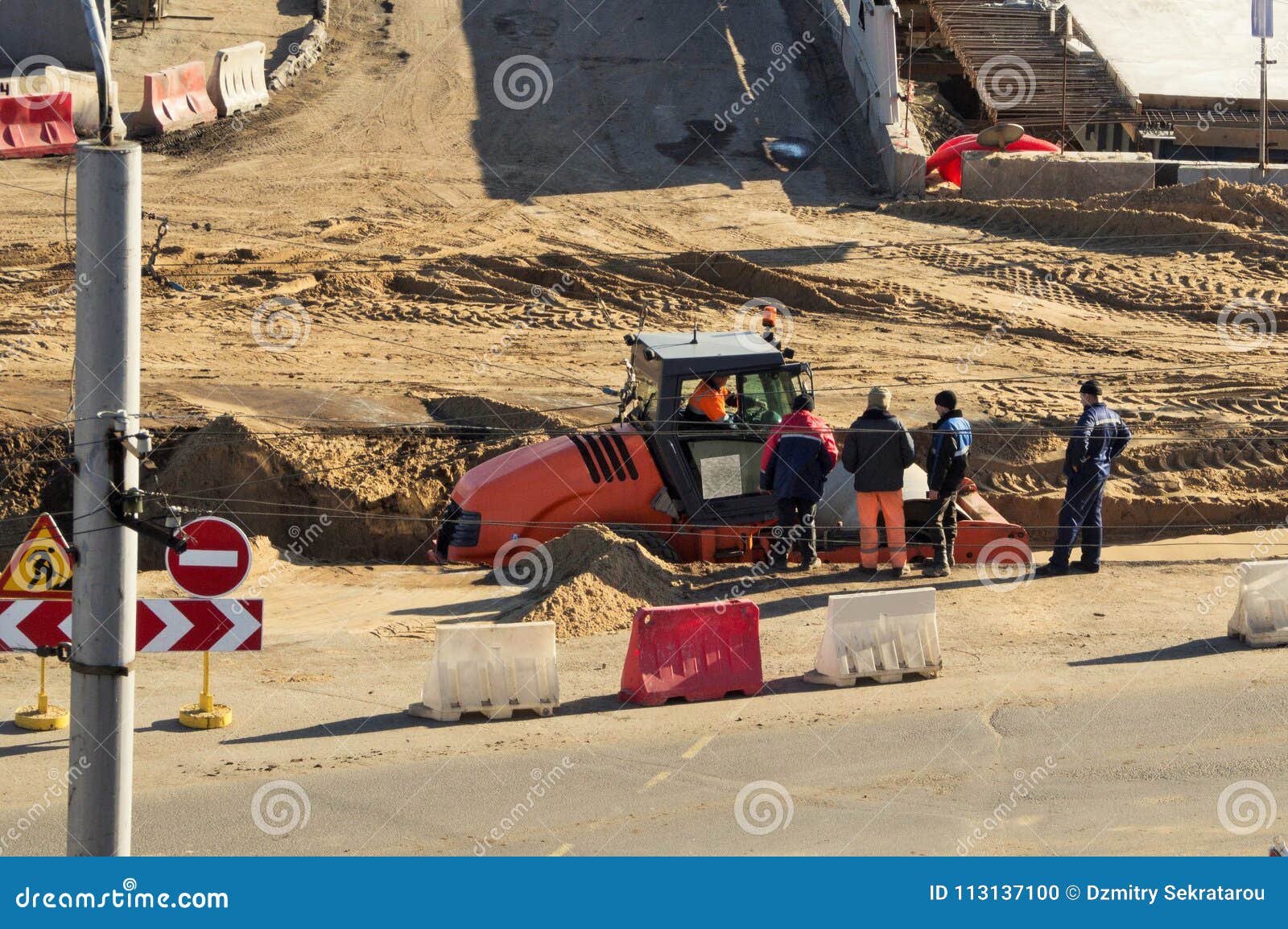 Construction Du Pont Le Rouleau Rend Le Sol Compact Image éditorial ...