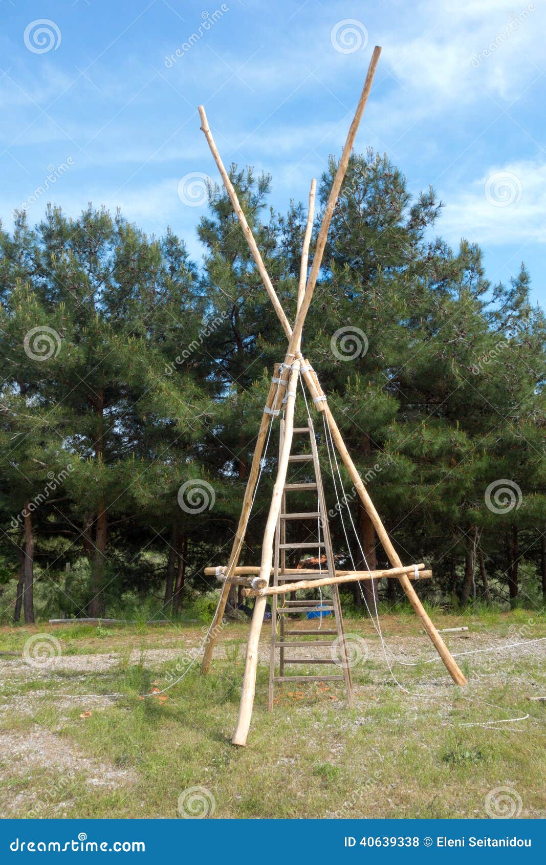 Construction En Bois De Scout Photo stock - Image du aventure, nature ...