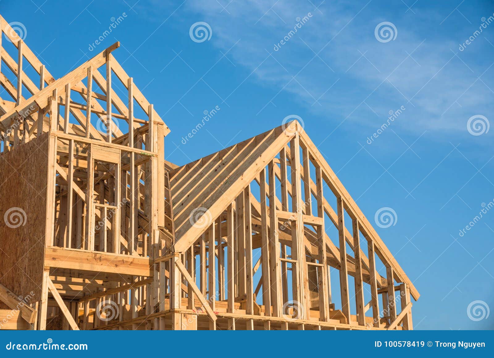 Construction En Bois En Gros Plan De Maison De Toit De Pignon Image ...