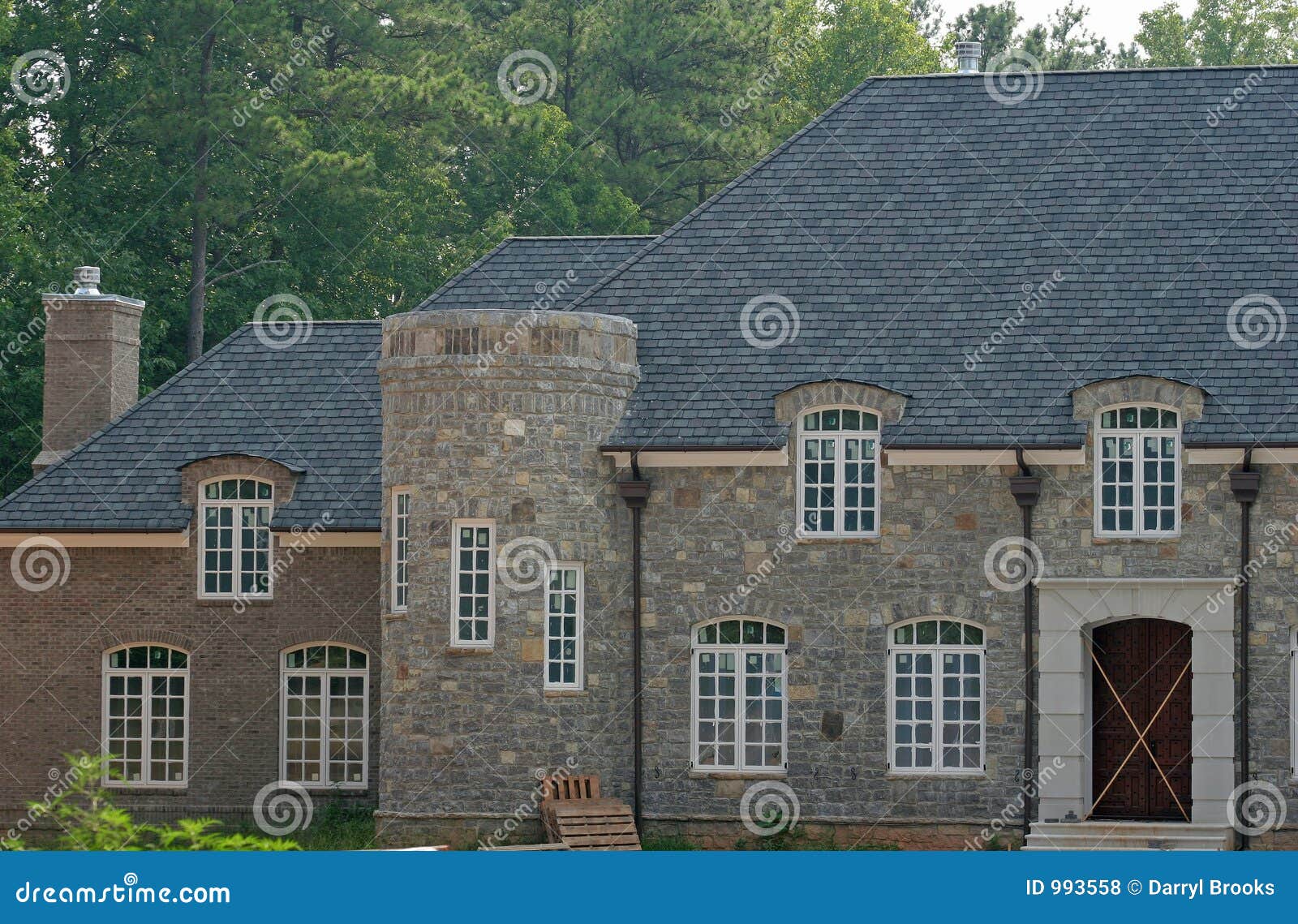 Construction en pierre photo stock. Image du neuf, hublots - 993558