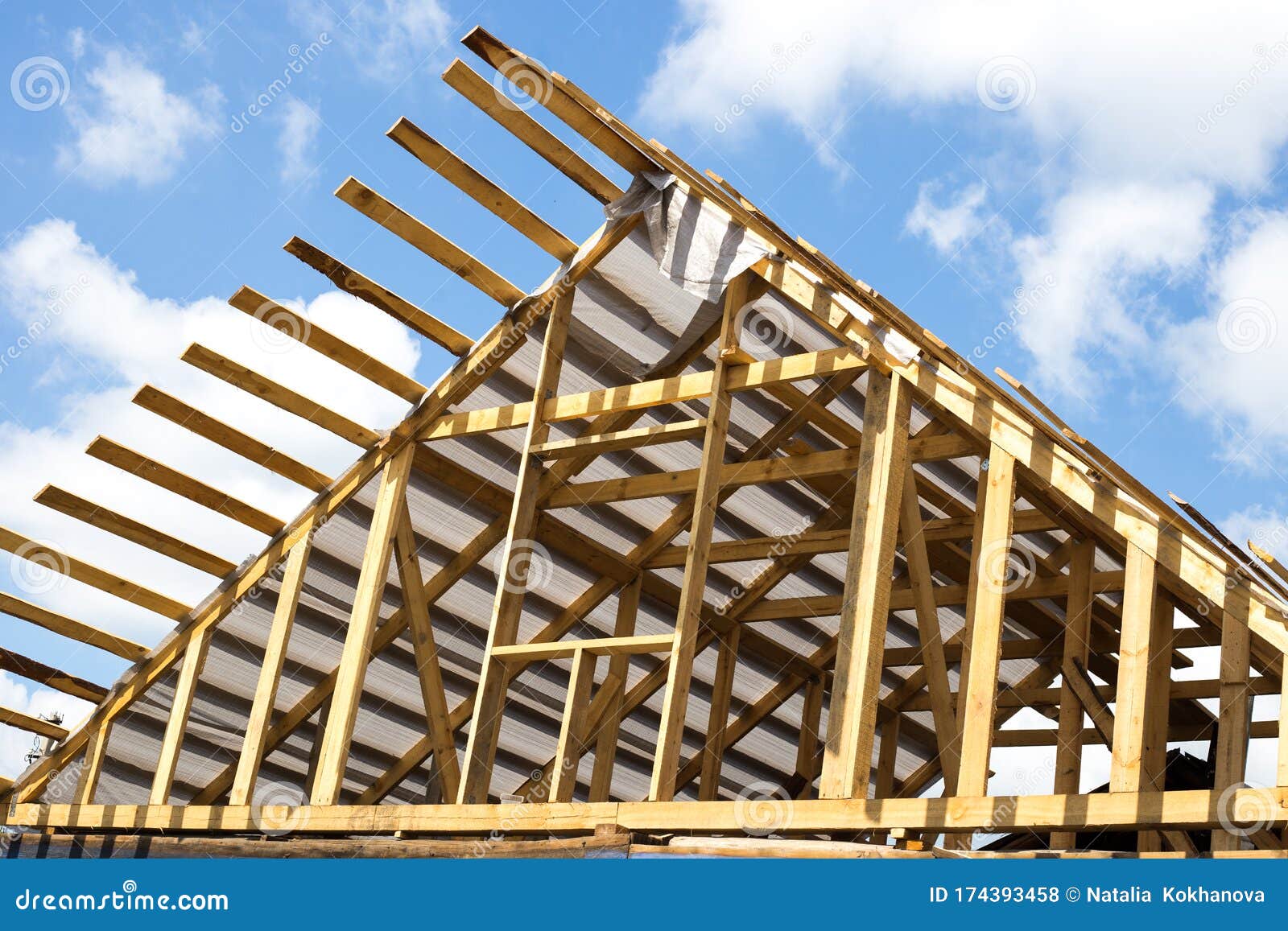 Construction Et Fixation De Toit Photo stock - Image du couvreur, ciel ...