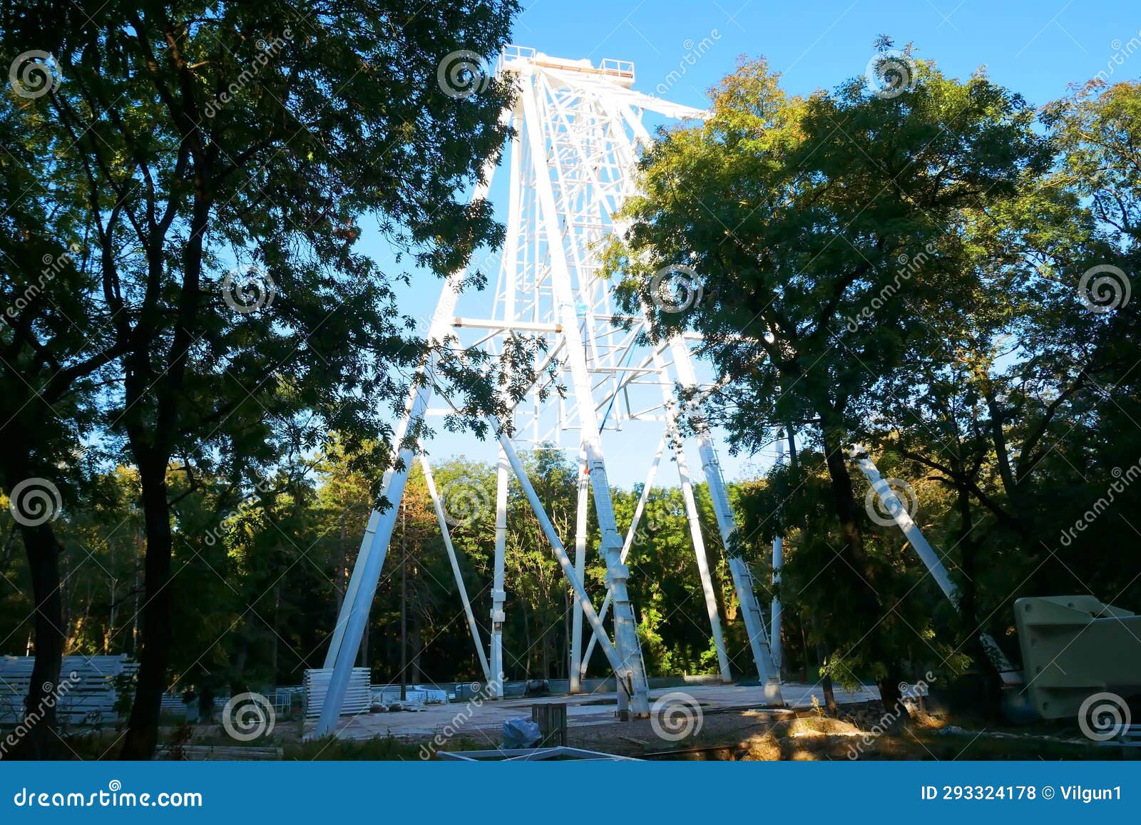 Construction of a Ferris Wheel. Stages of Construction of Ferris Wheel ...