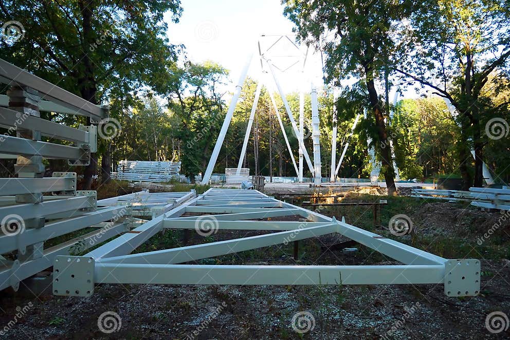 Construction of a Ferris Wheel. Stages of Construction of Ferris Wheel ...