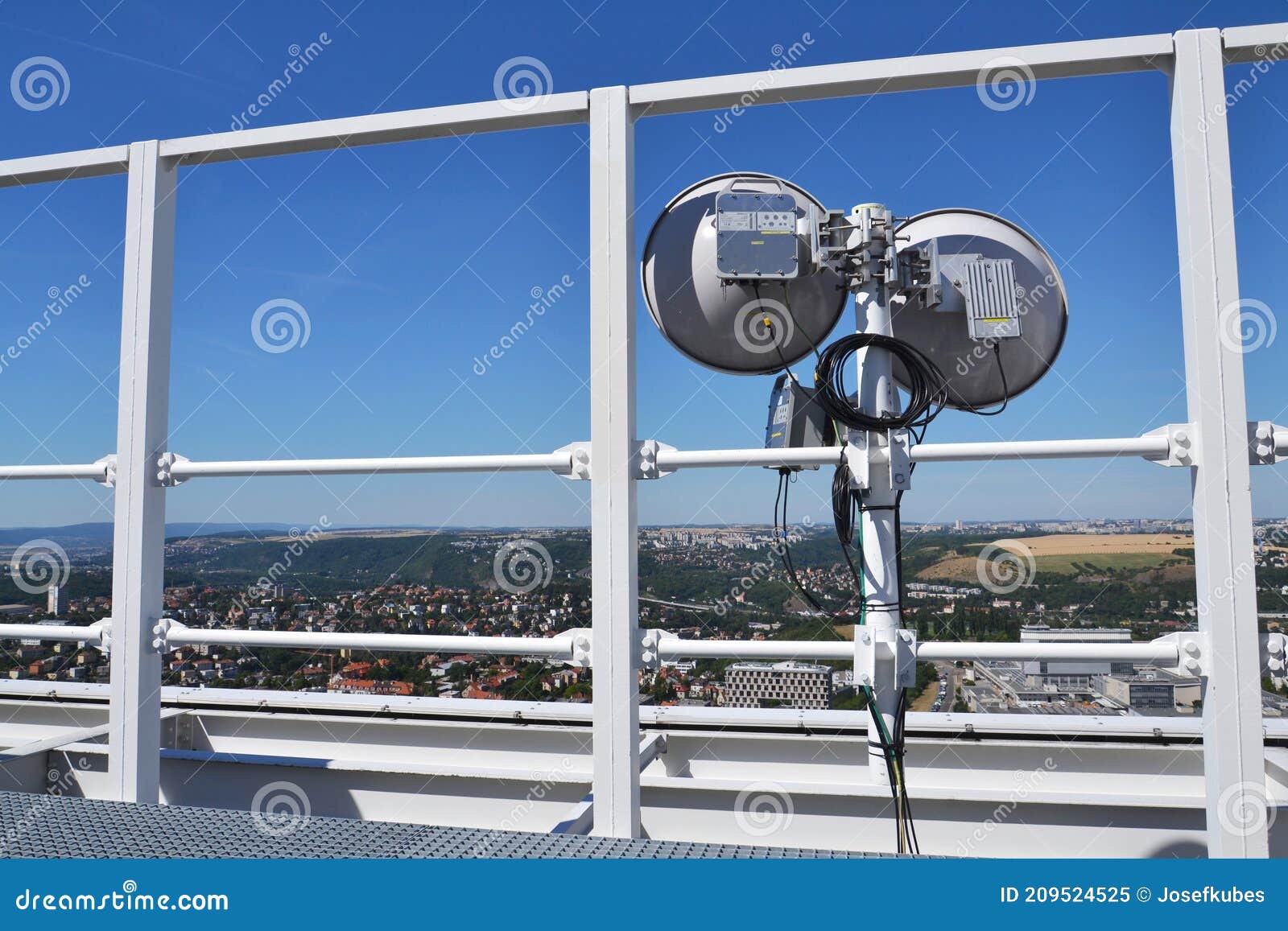 Construction for 5G Broadband Cellular Network Transmitters ...