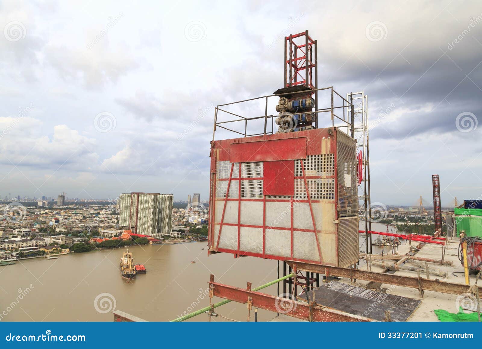 Construction hoist lifting stock image. Image of outdoor - 33377201