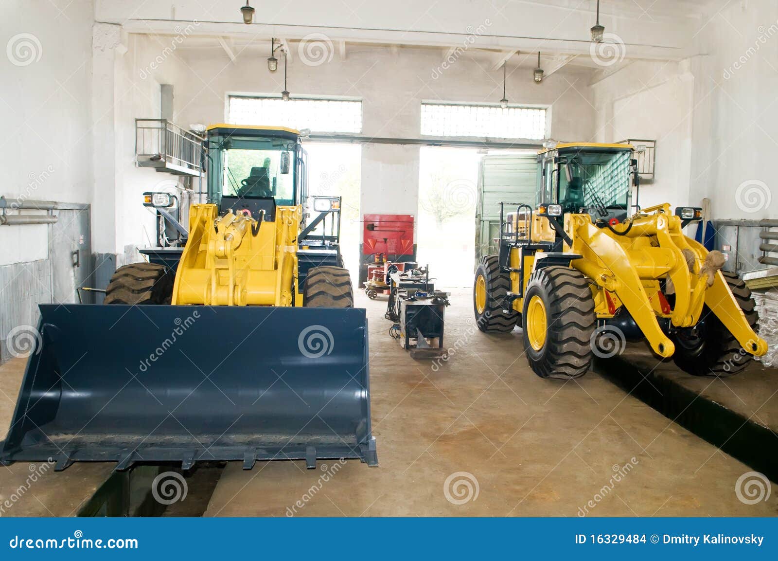 Construction Machinery Repair Stock Photo - Image of bulldozer, duty ...
