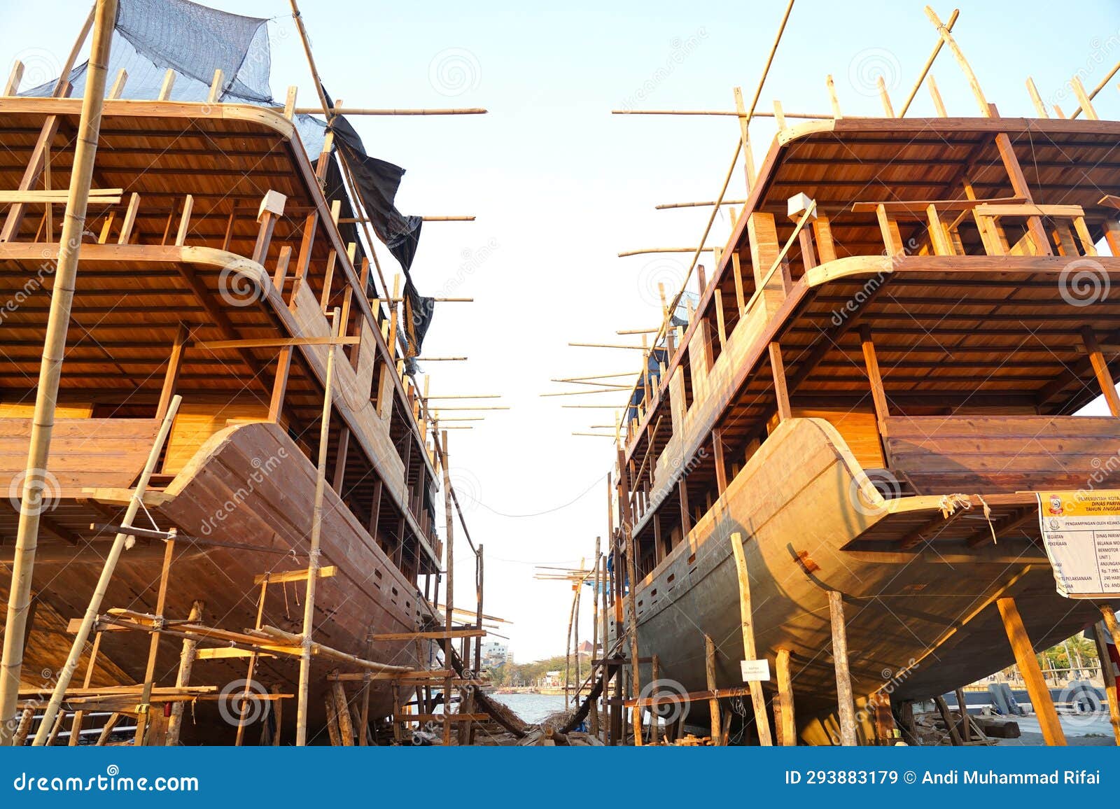 Construction Making the Legendary Pinisi Ship Stock Image - Image of ...