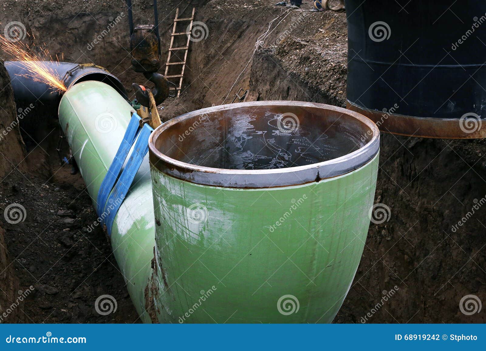 The Construction of the Pipeline Stock Photo - Image of engineering ...