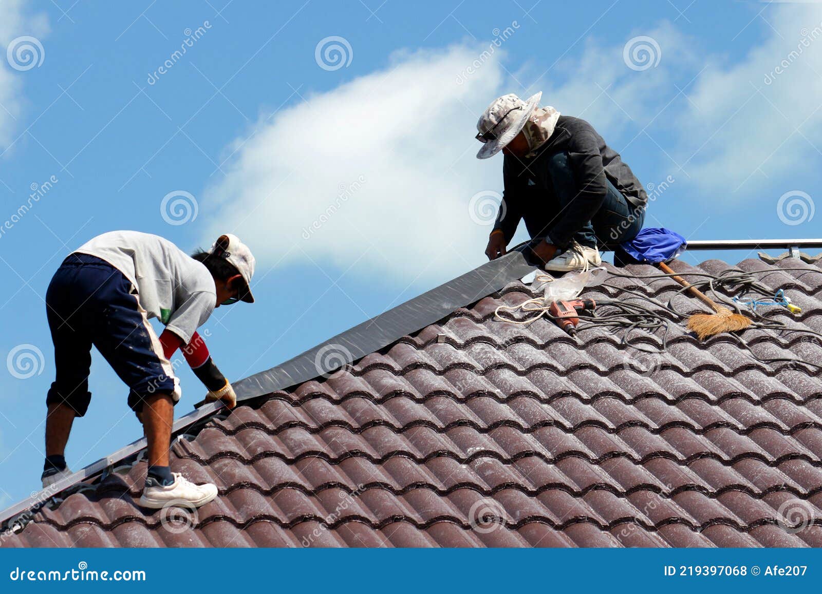 Construction Of The Roof House With Worker Install New Roof Editorial ...