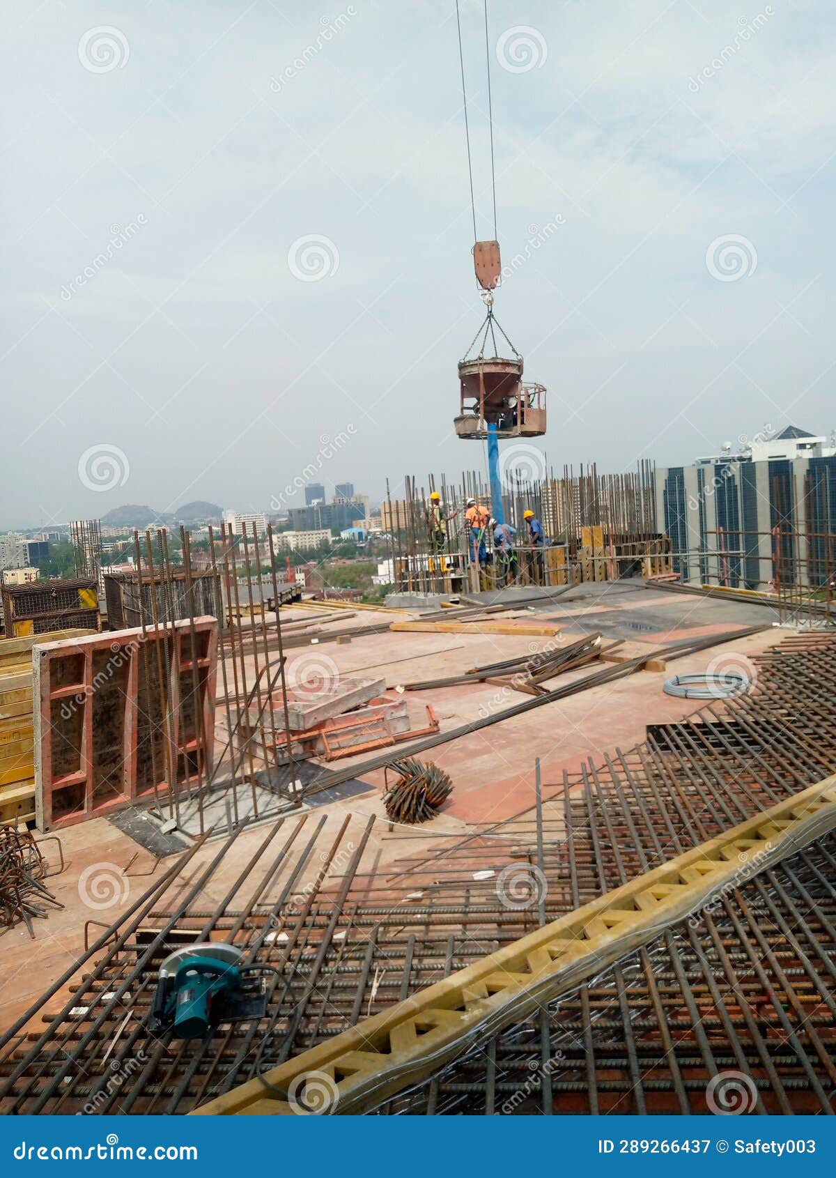 Construction Site Lifting Operations , Casting and Iron Work Stock ...
