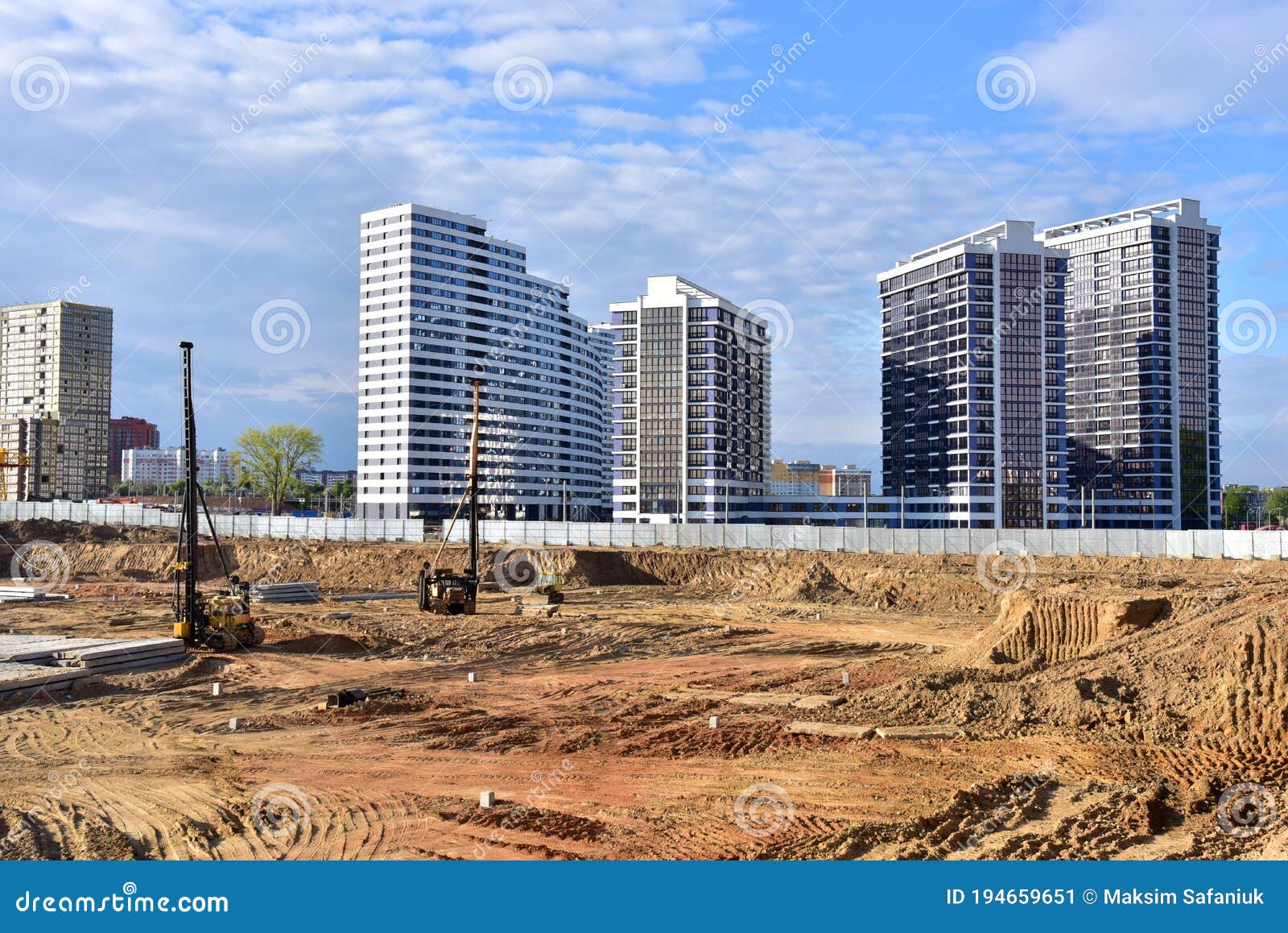 Vibrating Hydraulic Hammer. Hydraulically Driven Free-fall Hammer ...