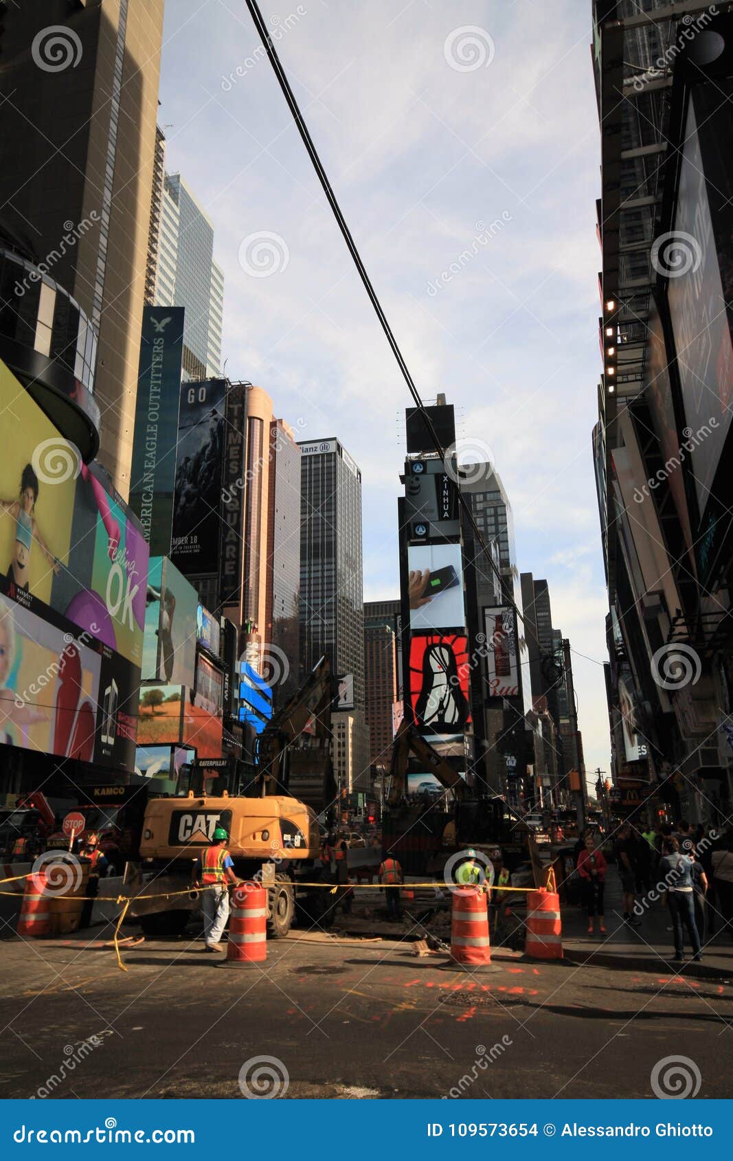 Construction Site and Skilled Workers at Work in Time Square Editorial ...